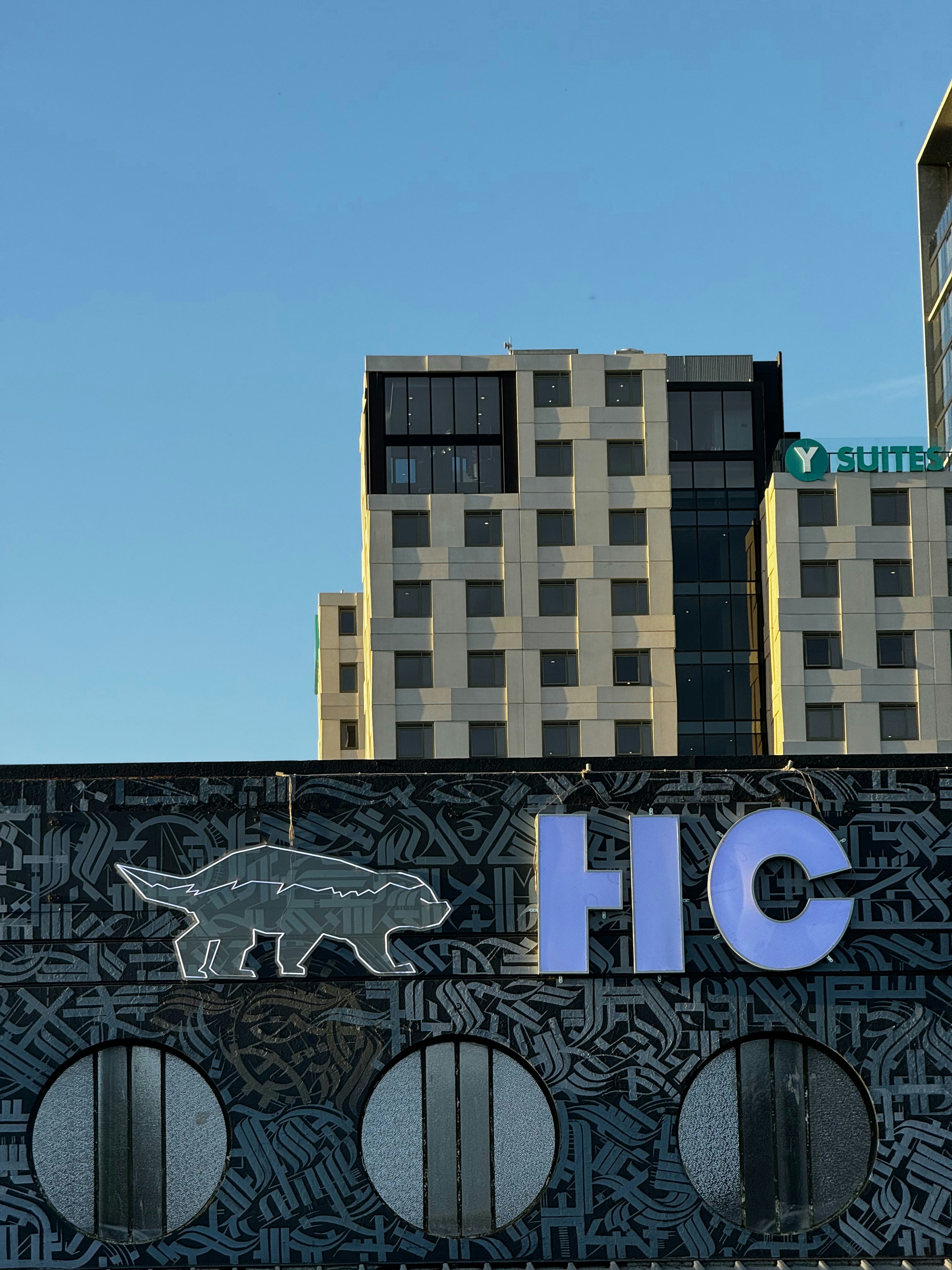 A building that has a sign on the side of it photo – Free Urban Image ...