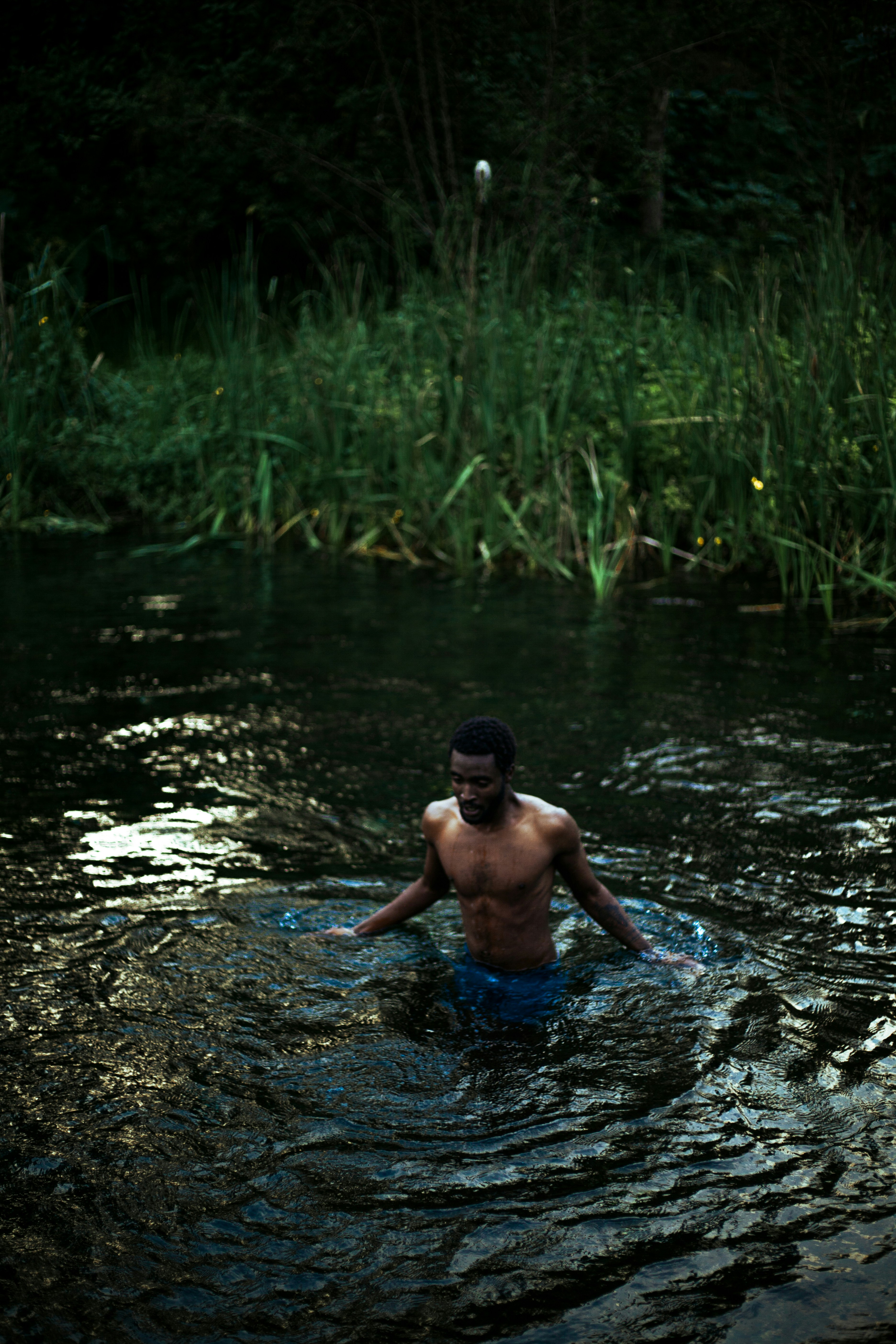 A man wading in a river with a frisbee photo – Free Human Image on Unsplash