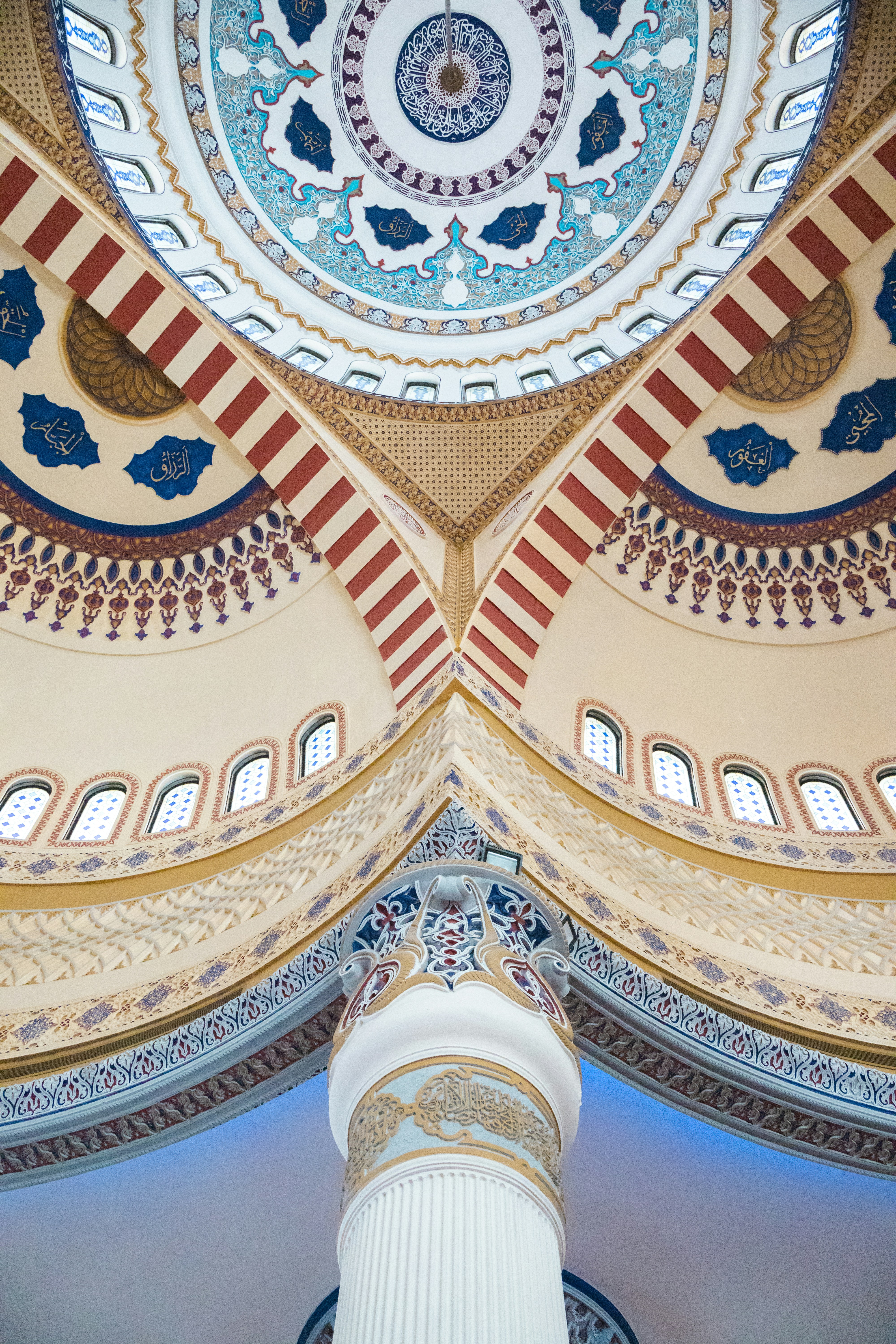 Convergence under a gilded dome: Crimson arches meet a solitary column