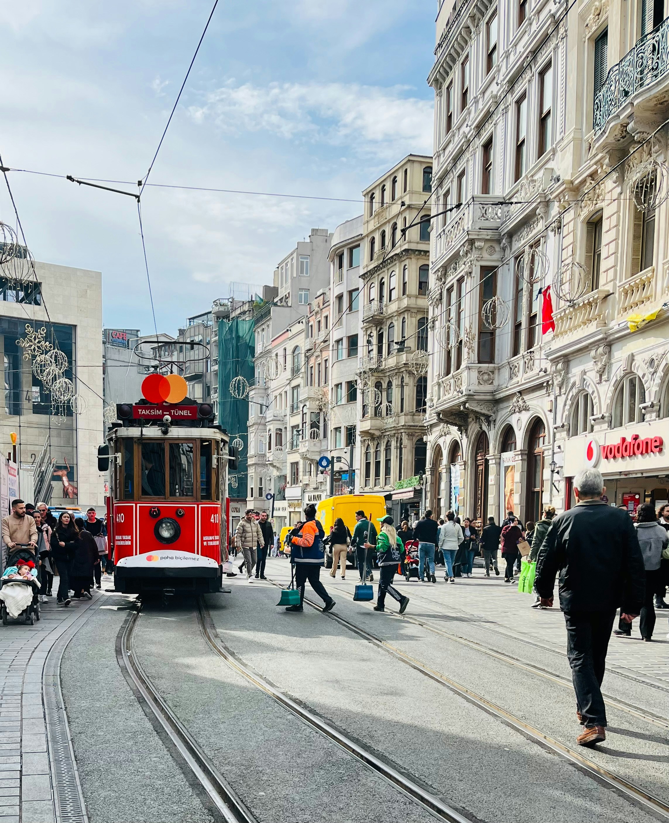 Un tramway rouge descendant une rue à côté de grands immeubles photo ...