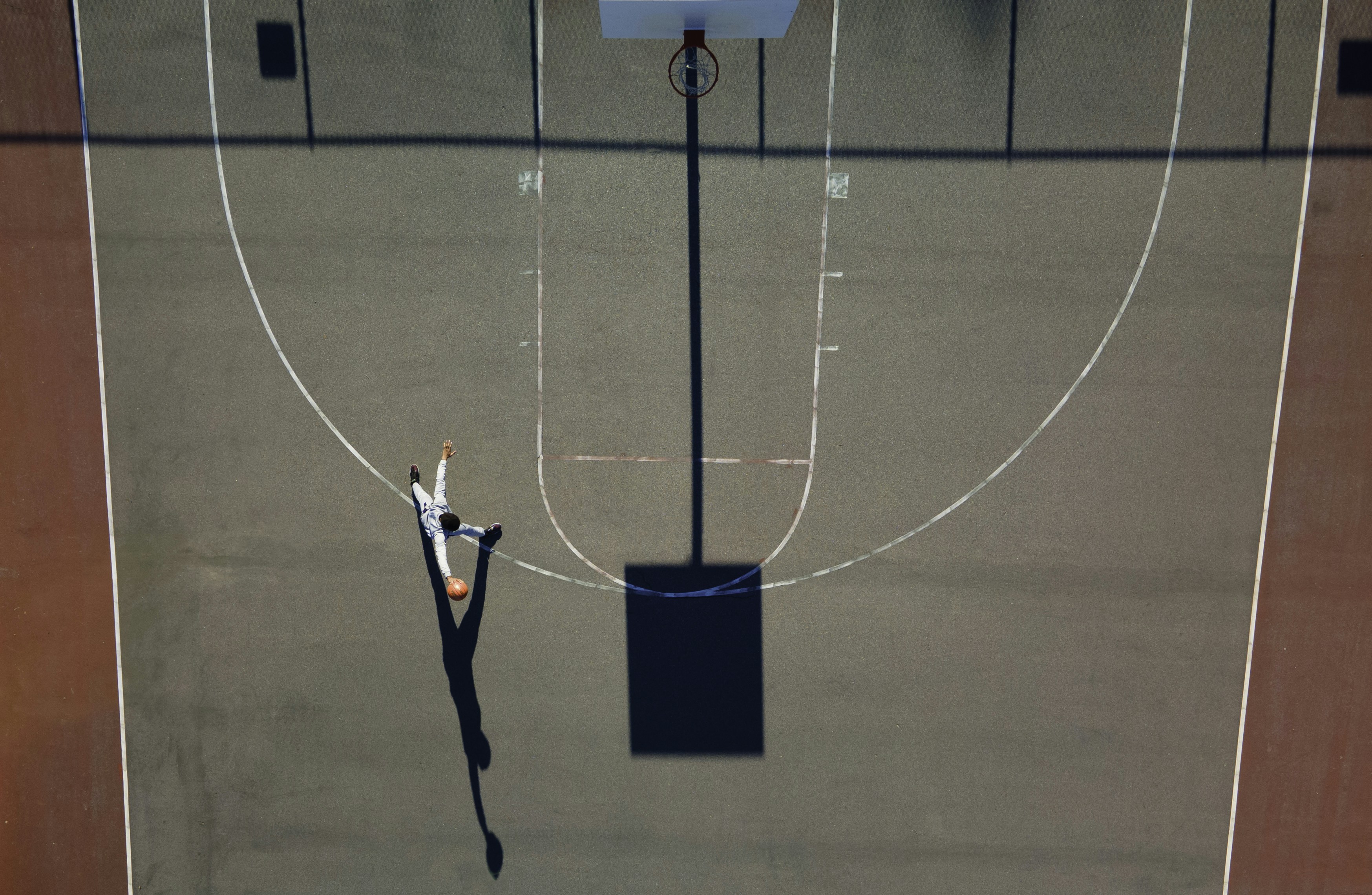 An overhead view of a basketball court with a basketball hoop photo ...