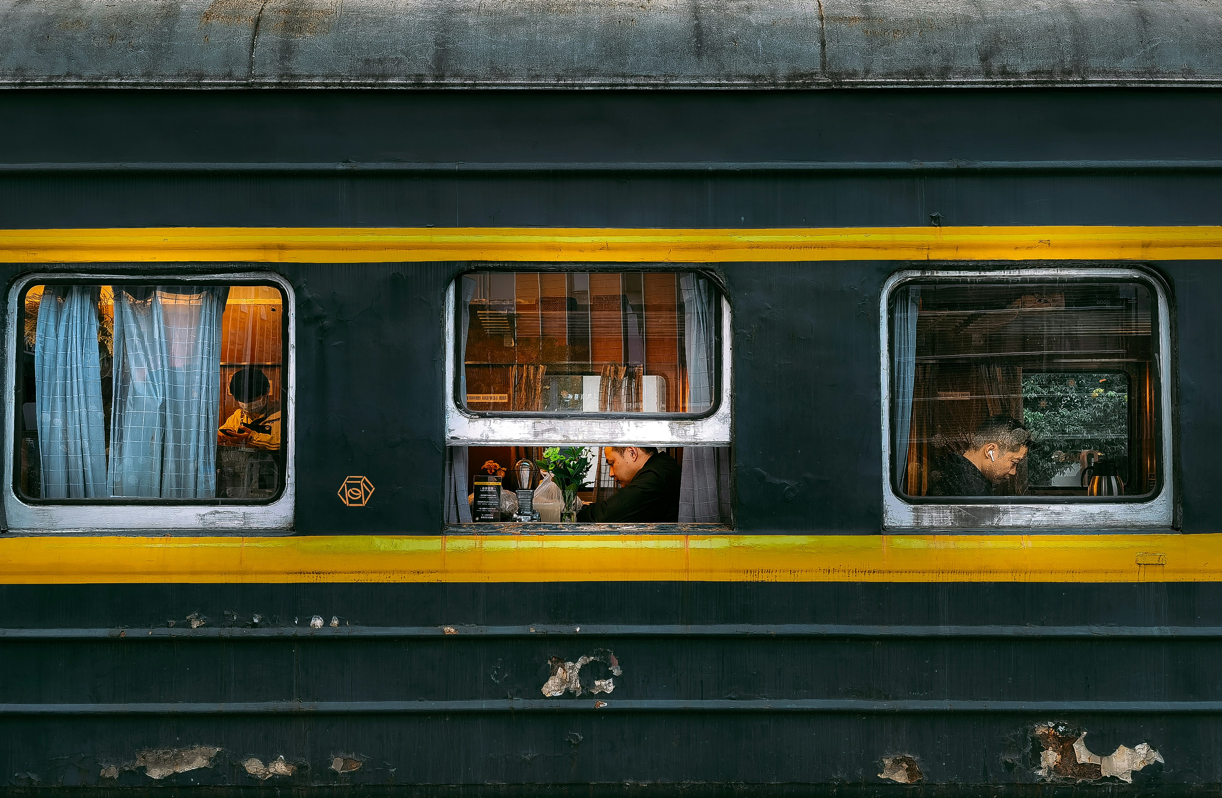 A yellow and black train car with three windows photo – Free Restaurant ...