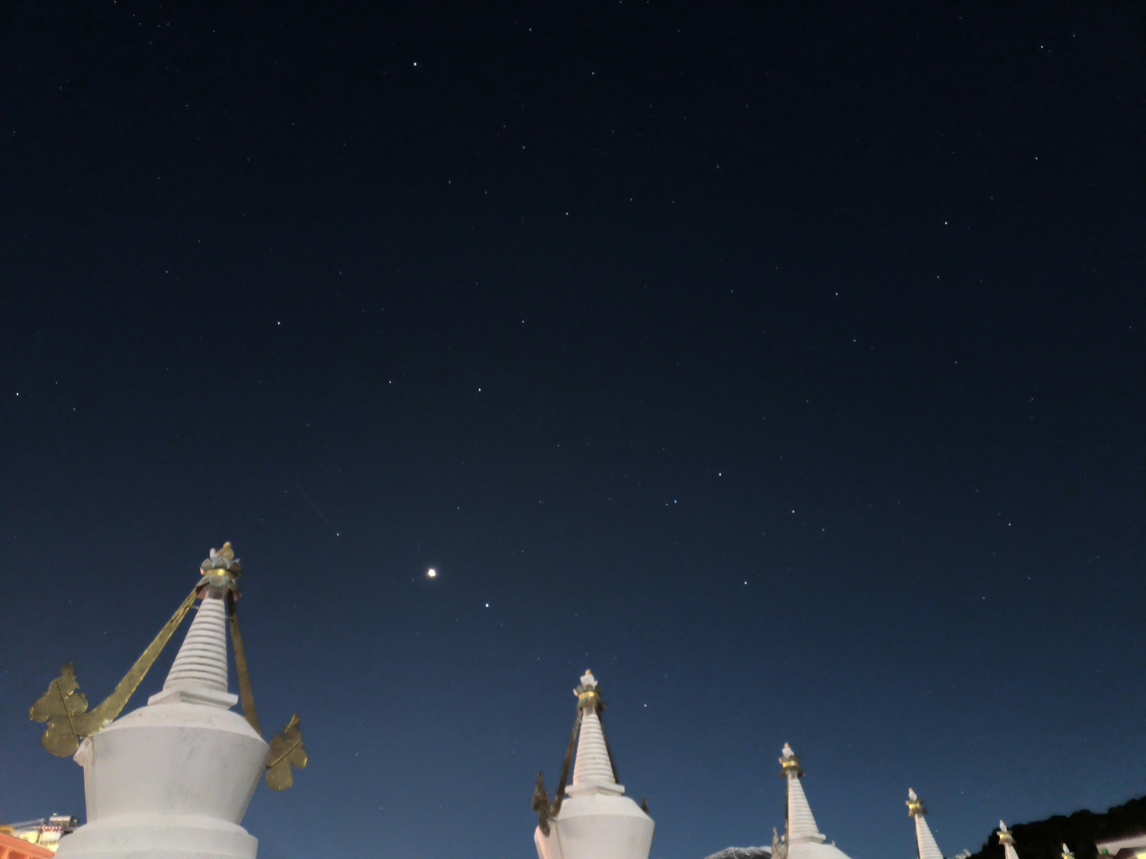 a night sky with a few stars in the sky