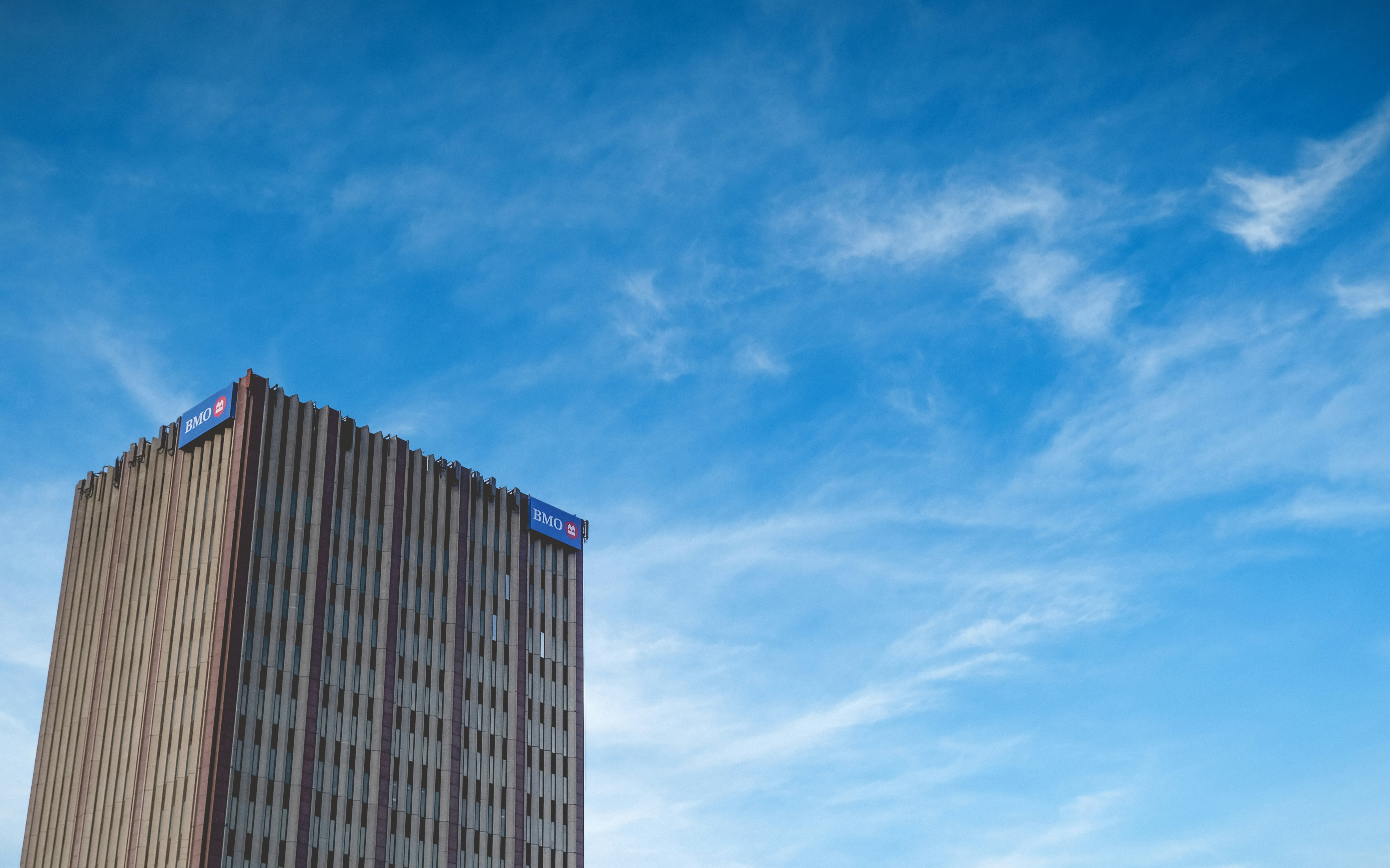 A tall building with a blue sky in the background photo – Free City ...