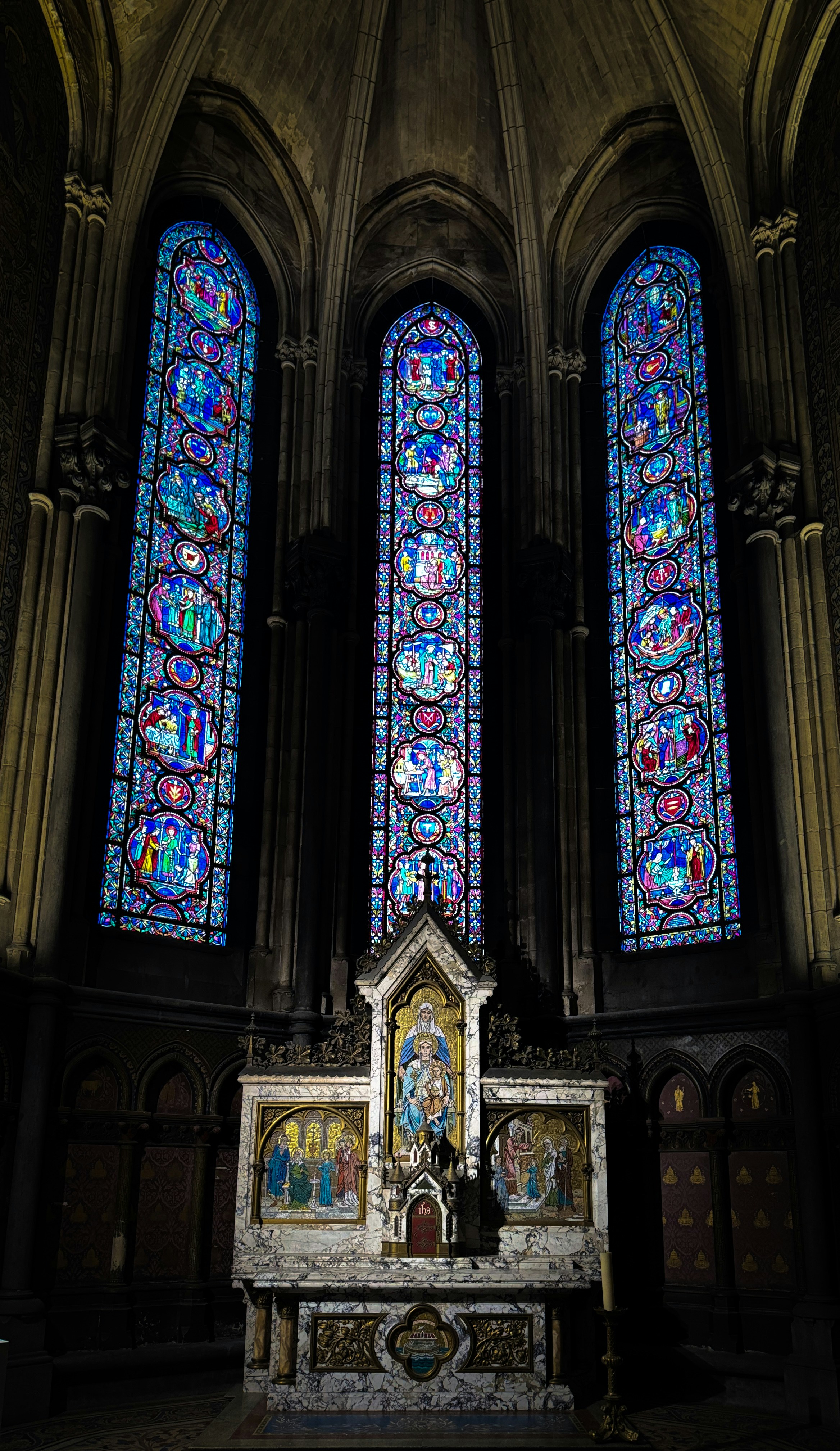 A church with a very large stained glass window photo – Free Lille ...