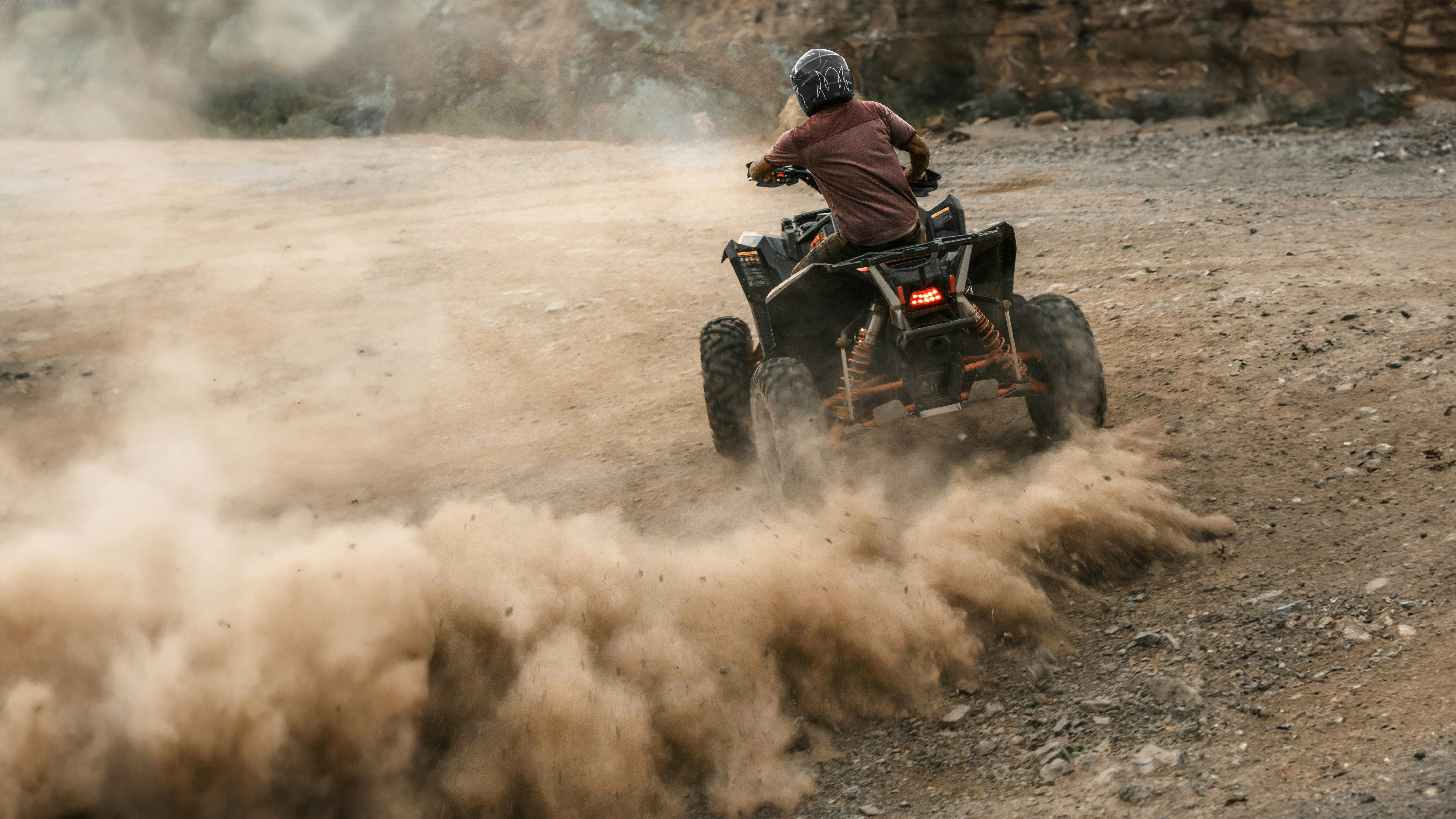A person riding an atv on a dirt road photo – Image gratuite de Etats ...