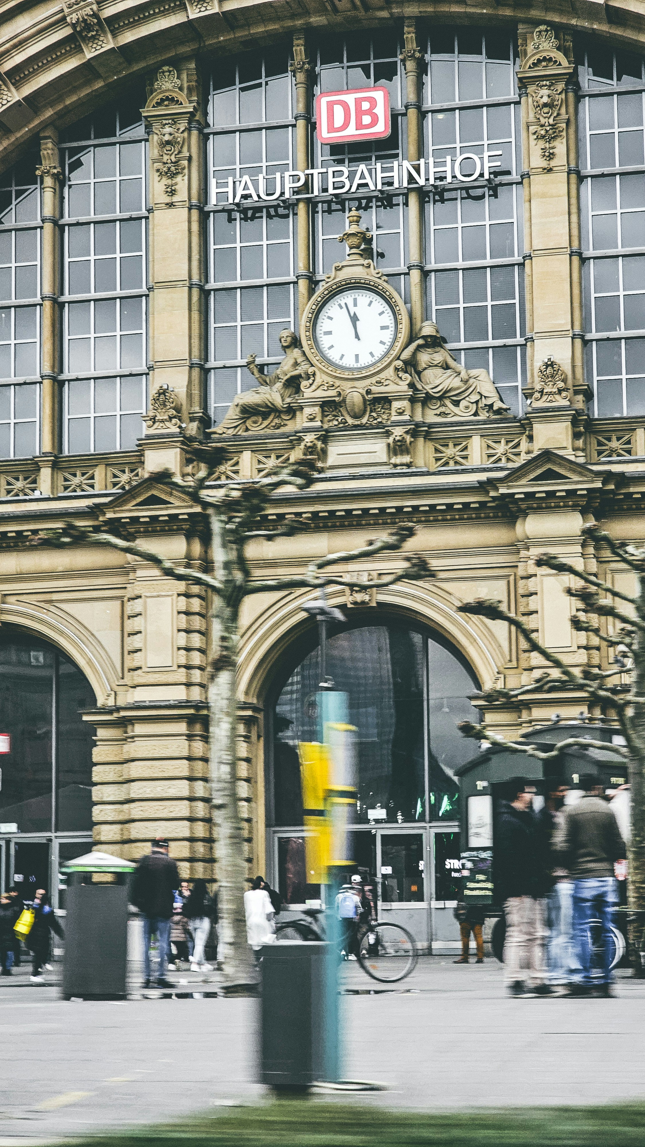 Clockwork Façade: Hauptbahnhof's Timed Welcome