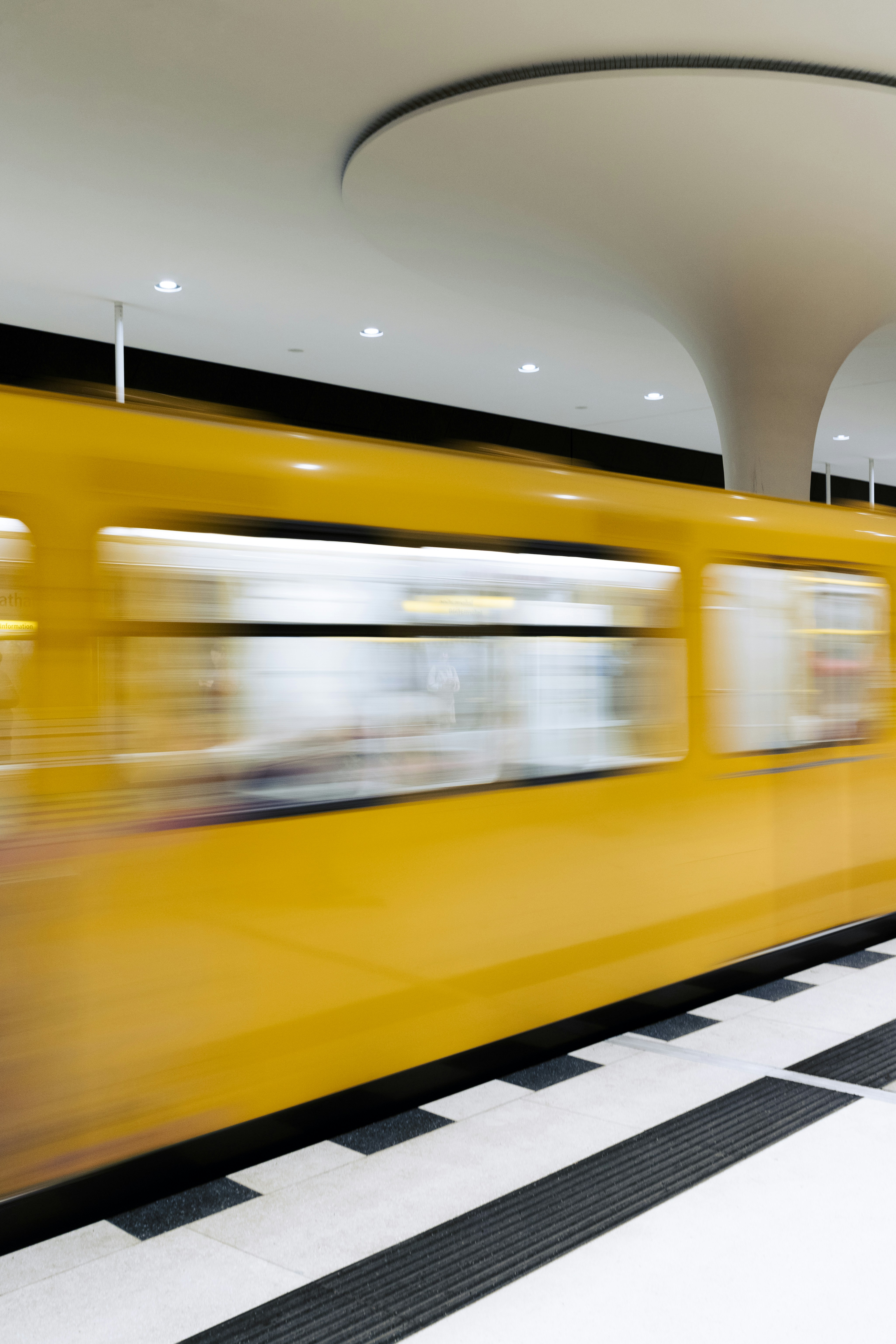 Un train jaune traversant une gare photo – Photo Rotes Rathaus Gratuite ...