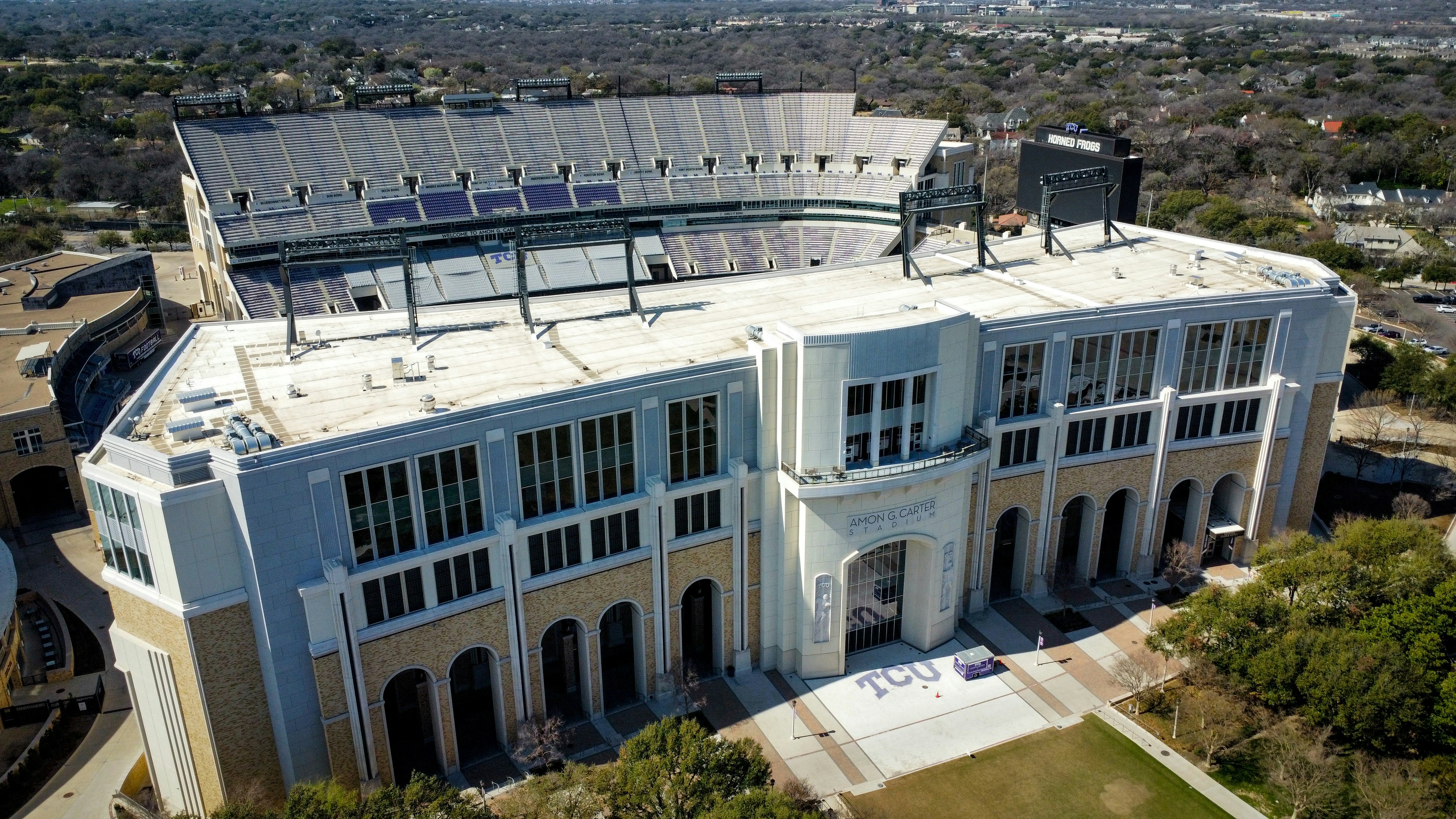 Una vista aérea de un gran edificio con una cancha de tenis en la parte superior foto – Imagen ...