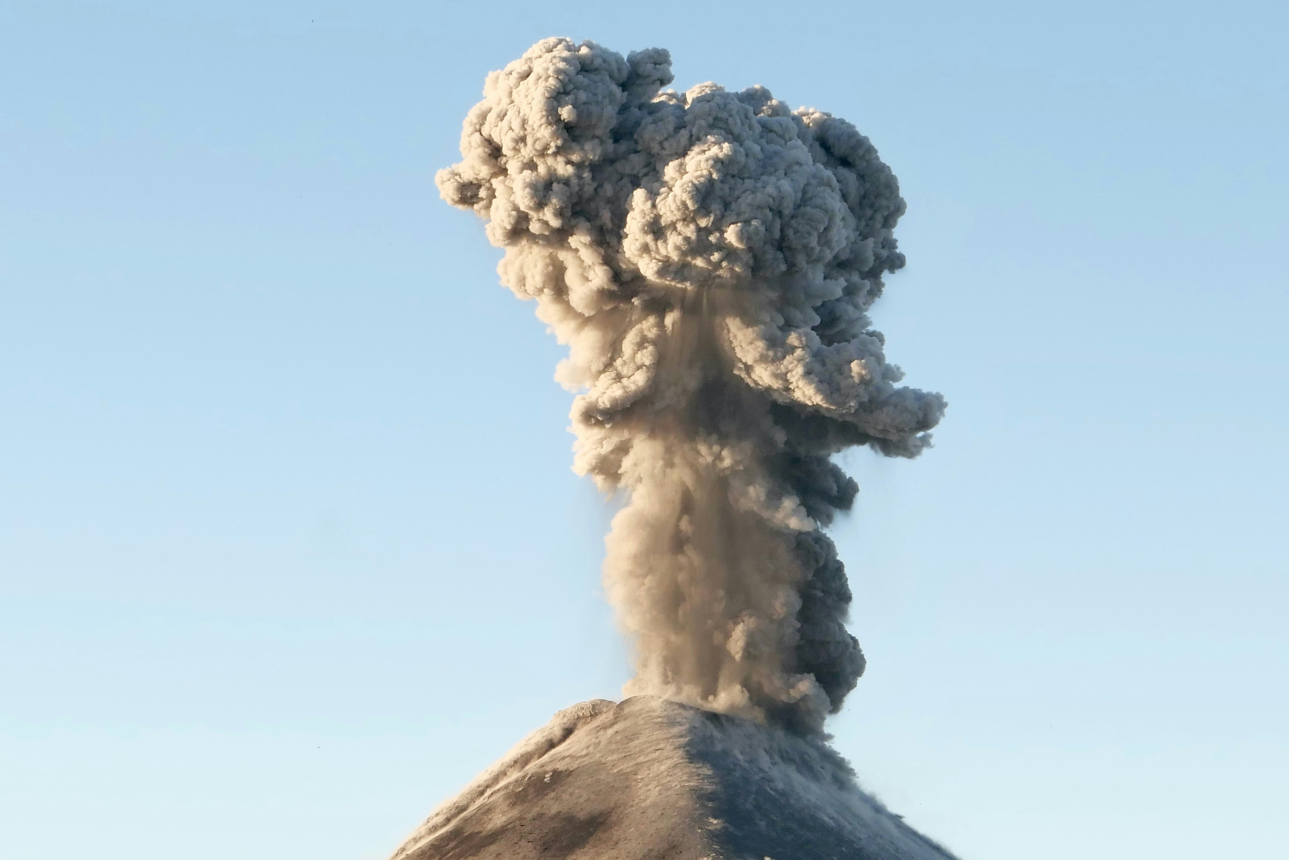 A large plume of smoke rising from the top of a mountain photo – Free ...