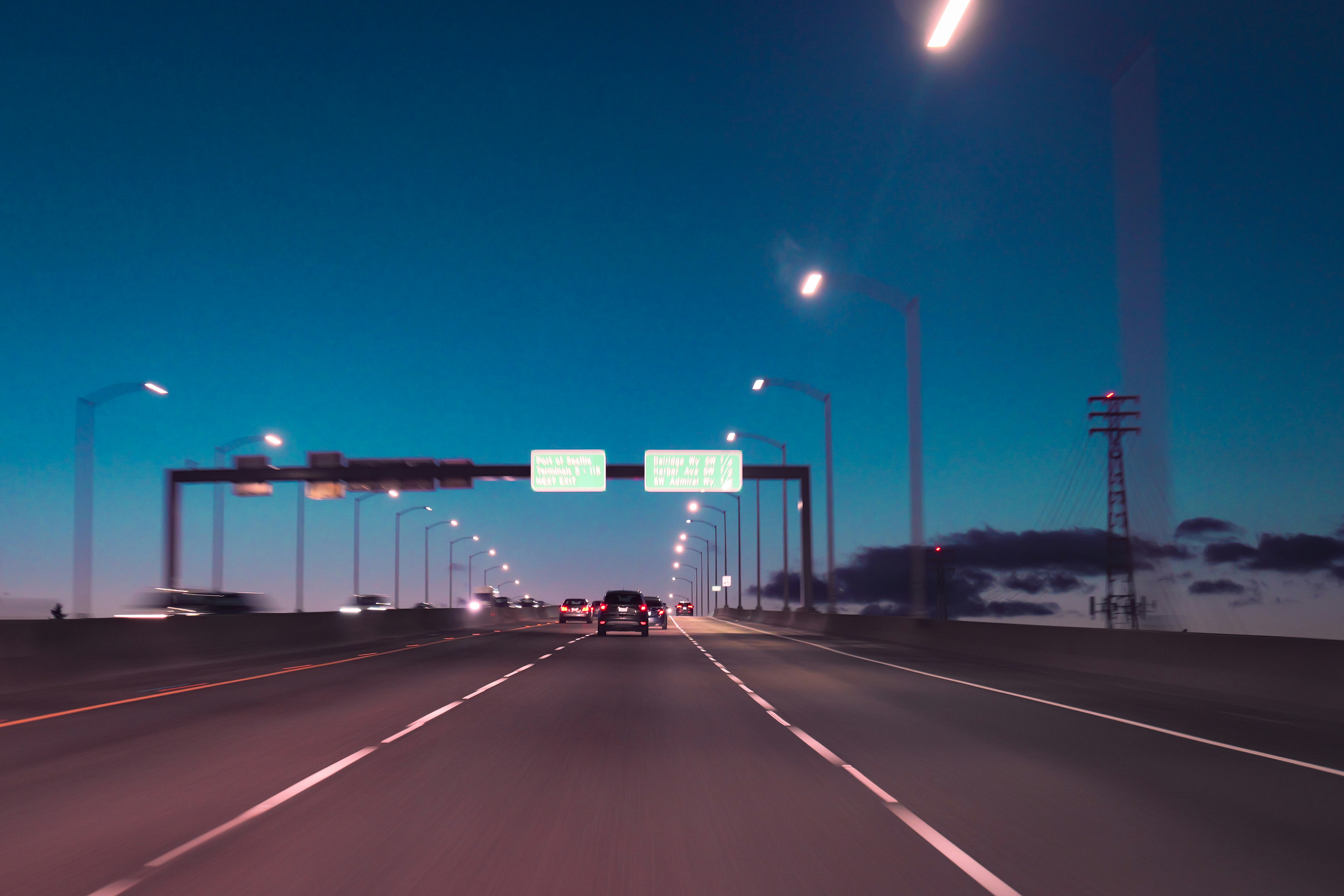 A car driving down a highway at night photo – Free Blue Image on Unsplash