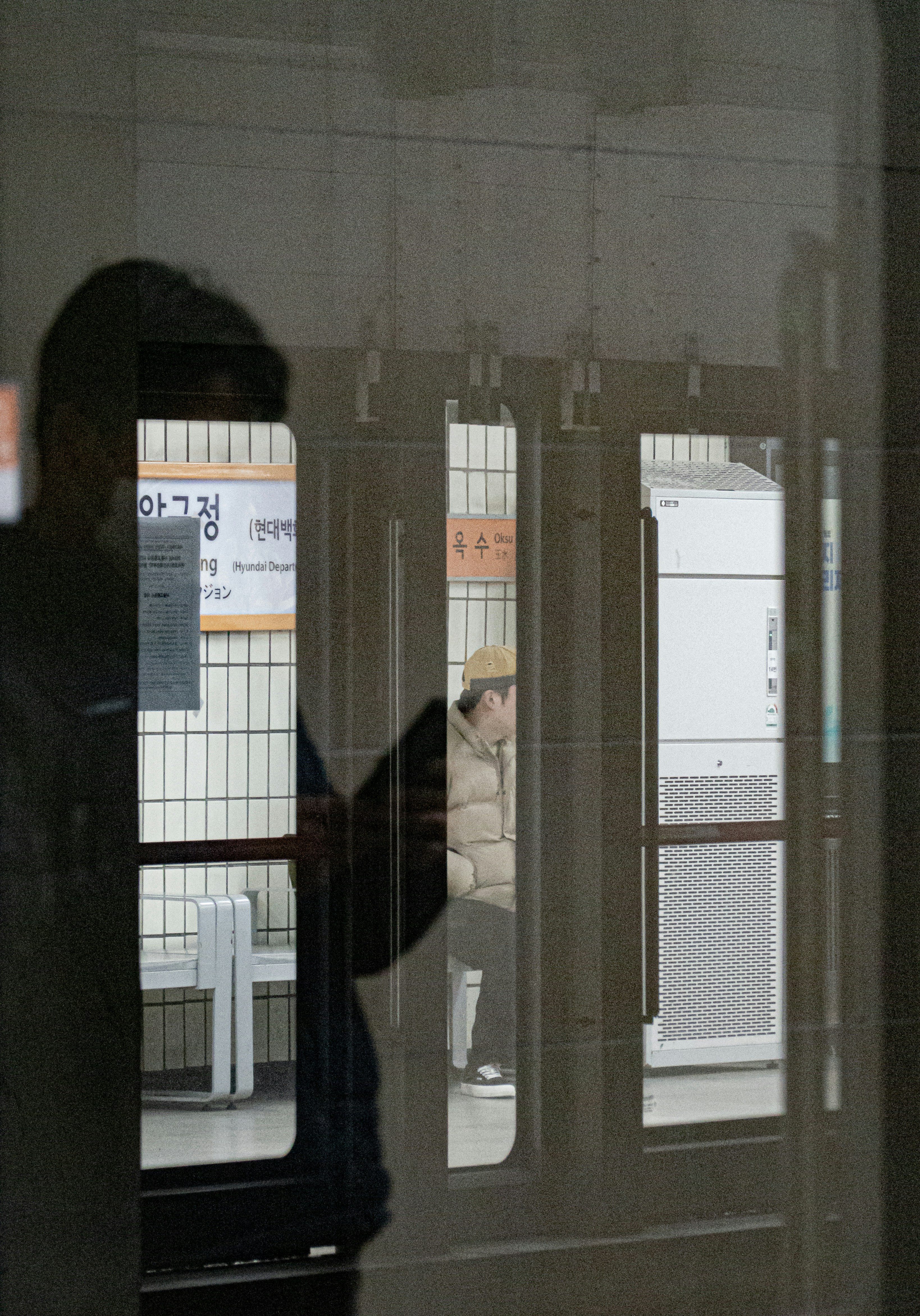 A reflection of a man in a window photo – Free Seoul Image on Unsplash
