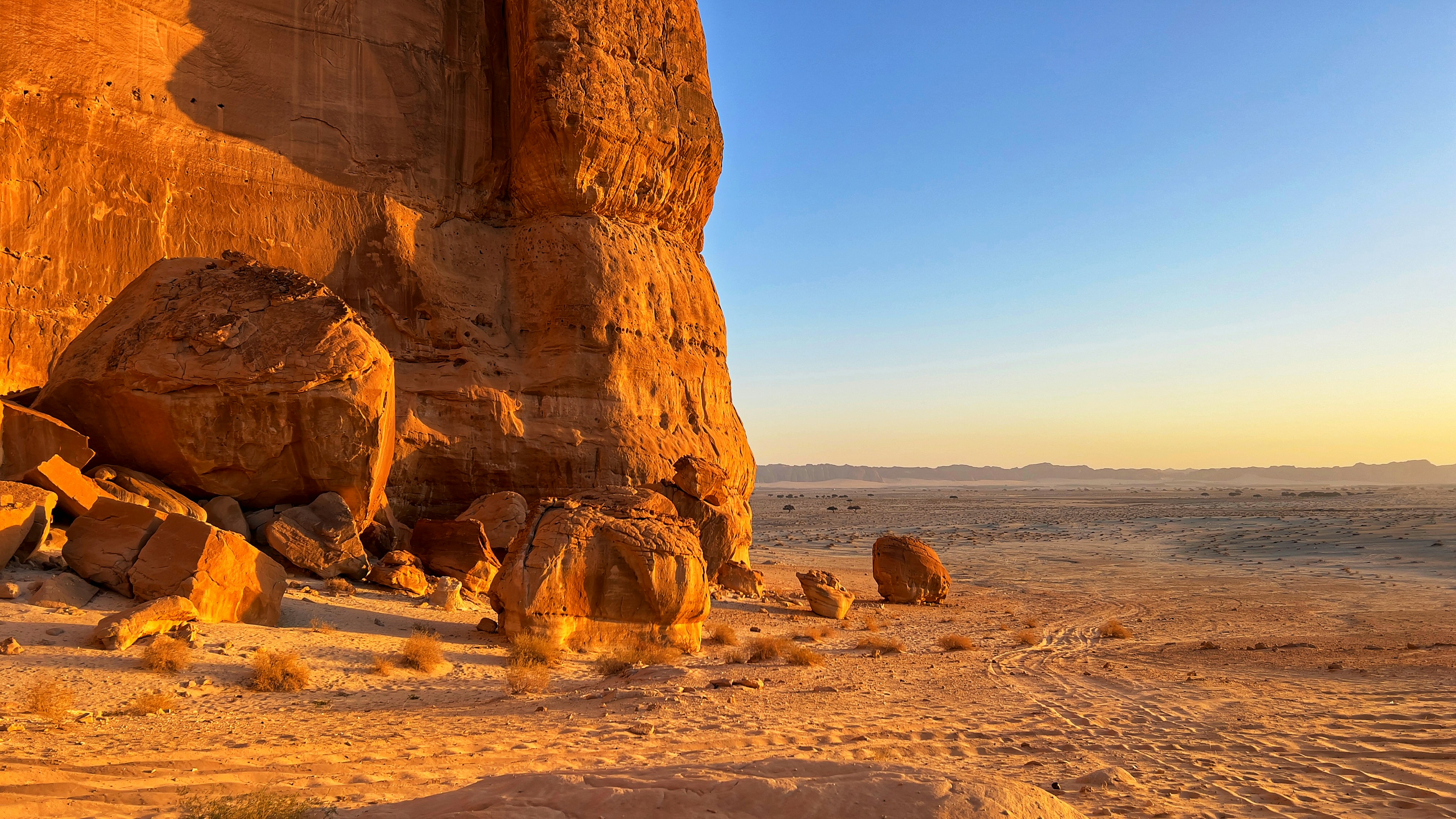 A rocky outcropping in the middle of a desert photo – Free Saudi arabia ...