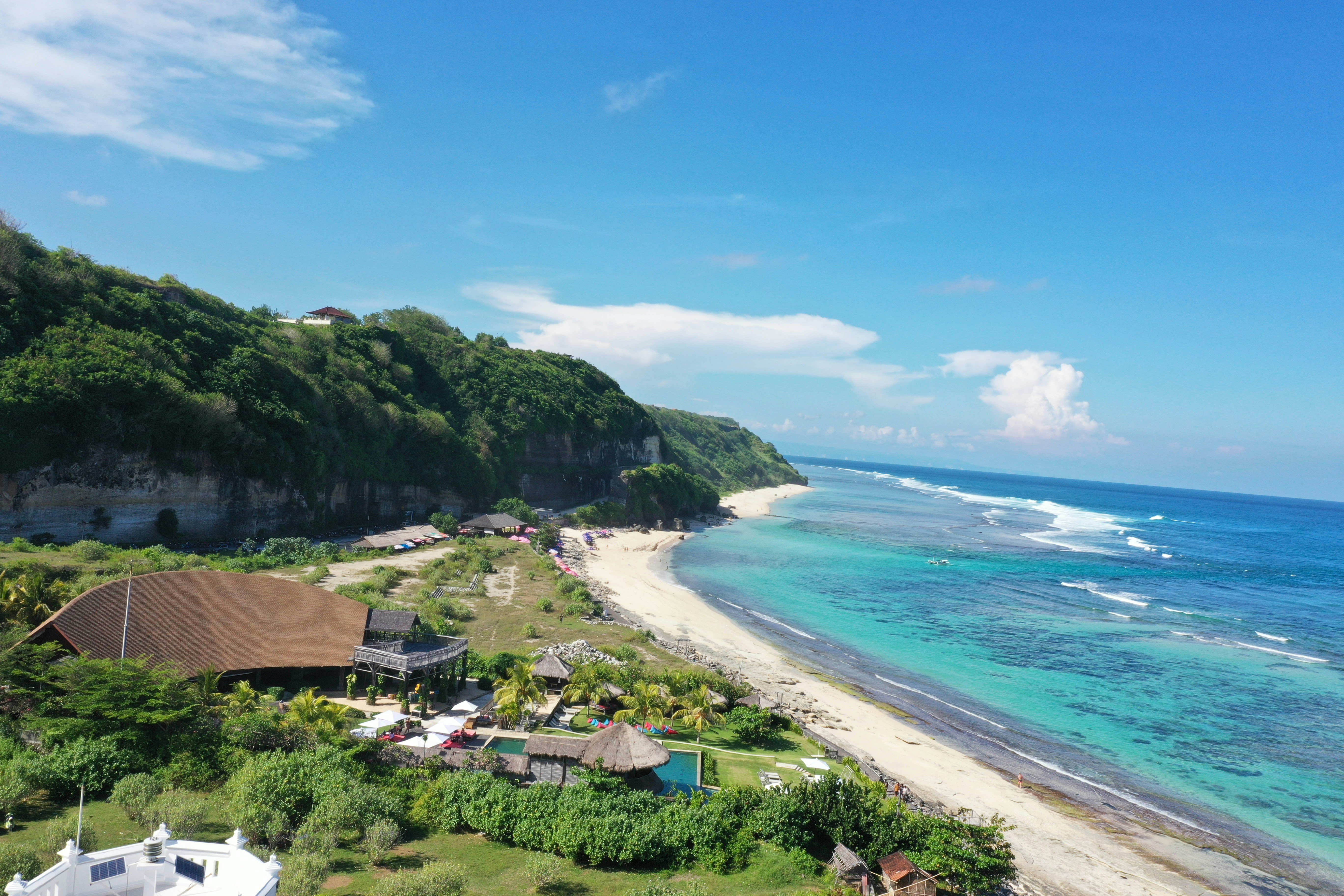 An aerial view of a beach and ocean photo – Free Beach Image on Unsplash