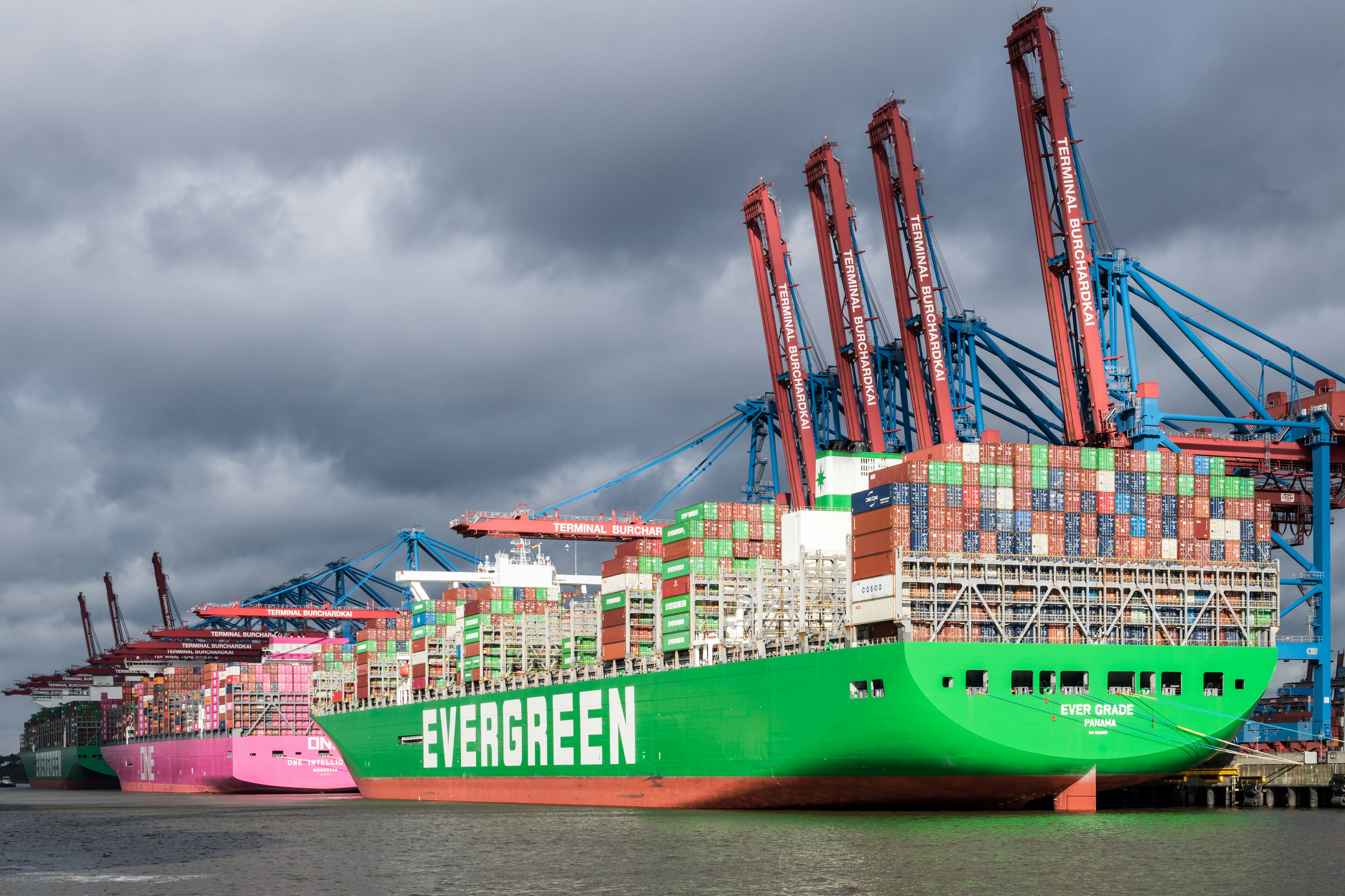 Foto Un gran barco verde y rosa en el agua – Imagen Schlepper gratis en ...