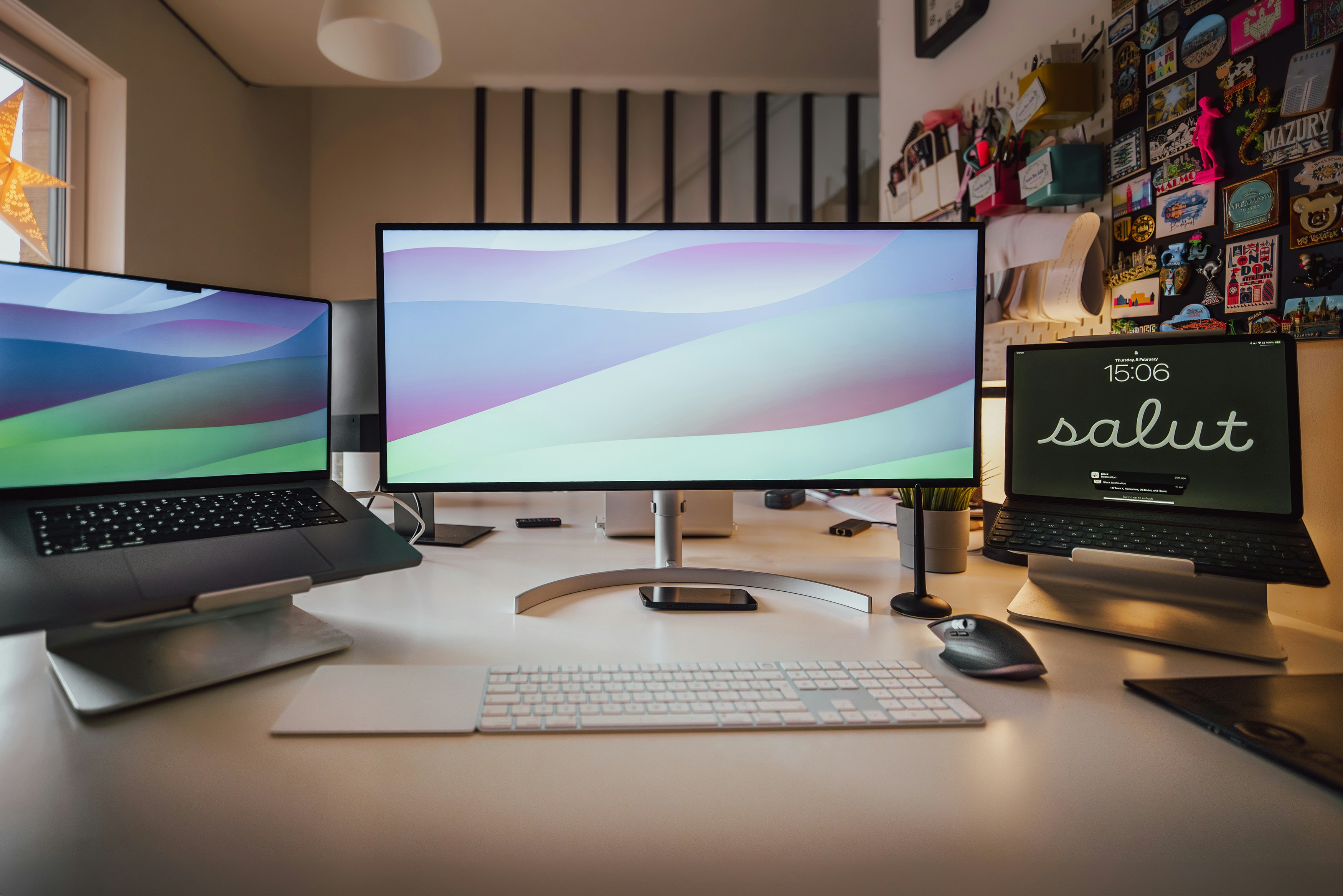 A desk with three computer monitors and a keyboard photo – Free Table ...
