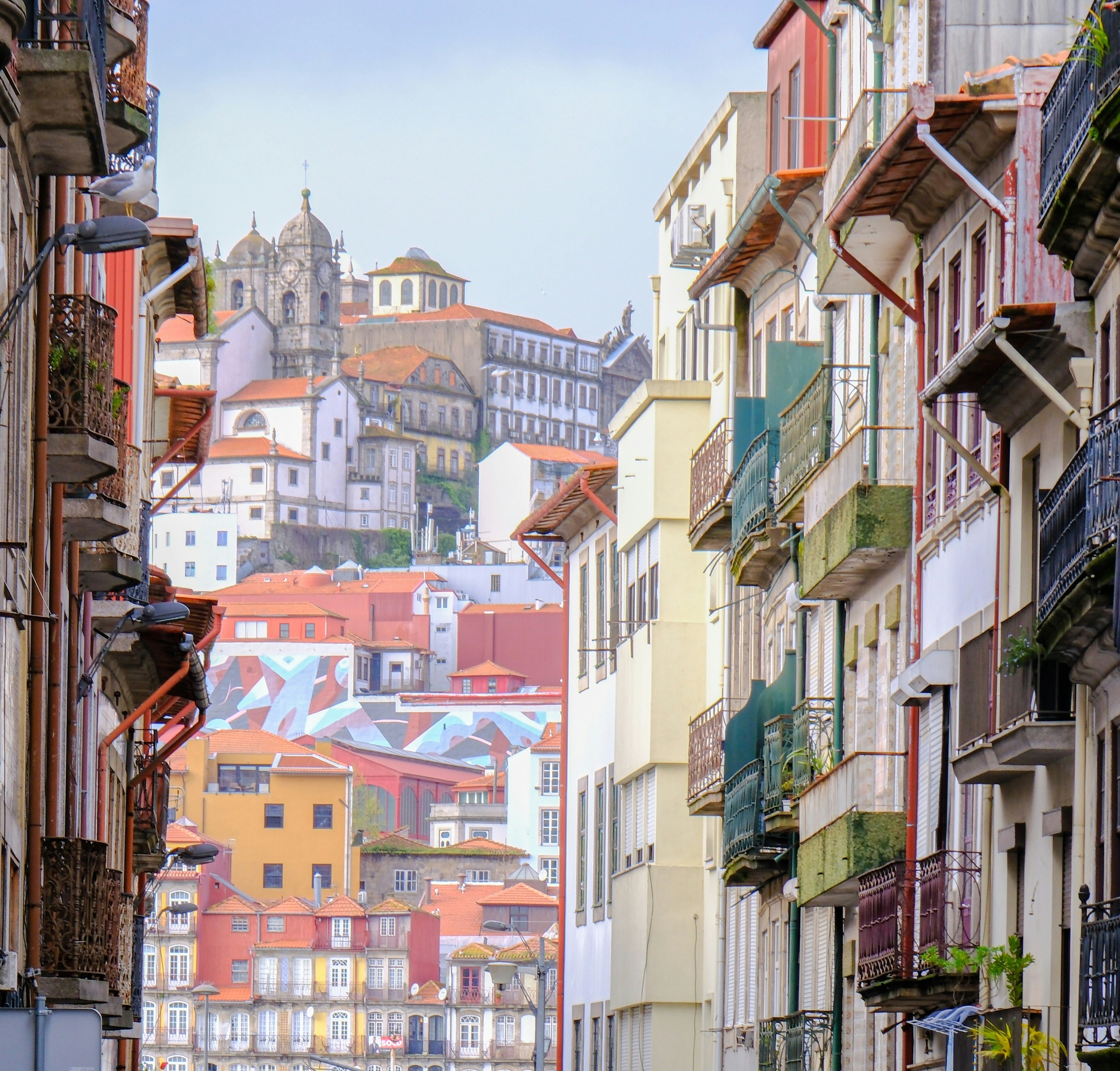 A narrow city street with lots of tall buildings photo – Free Town ...