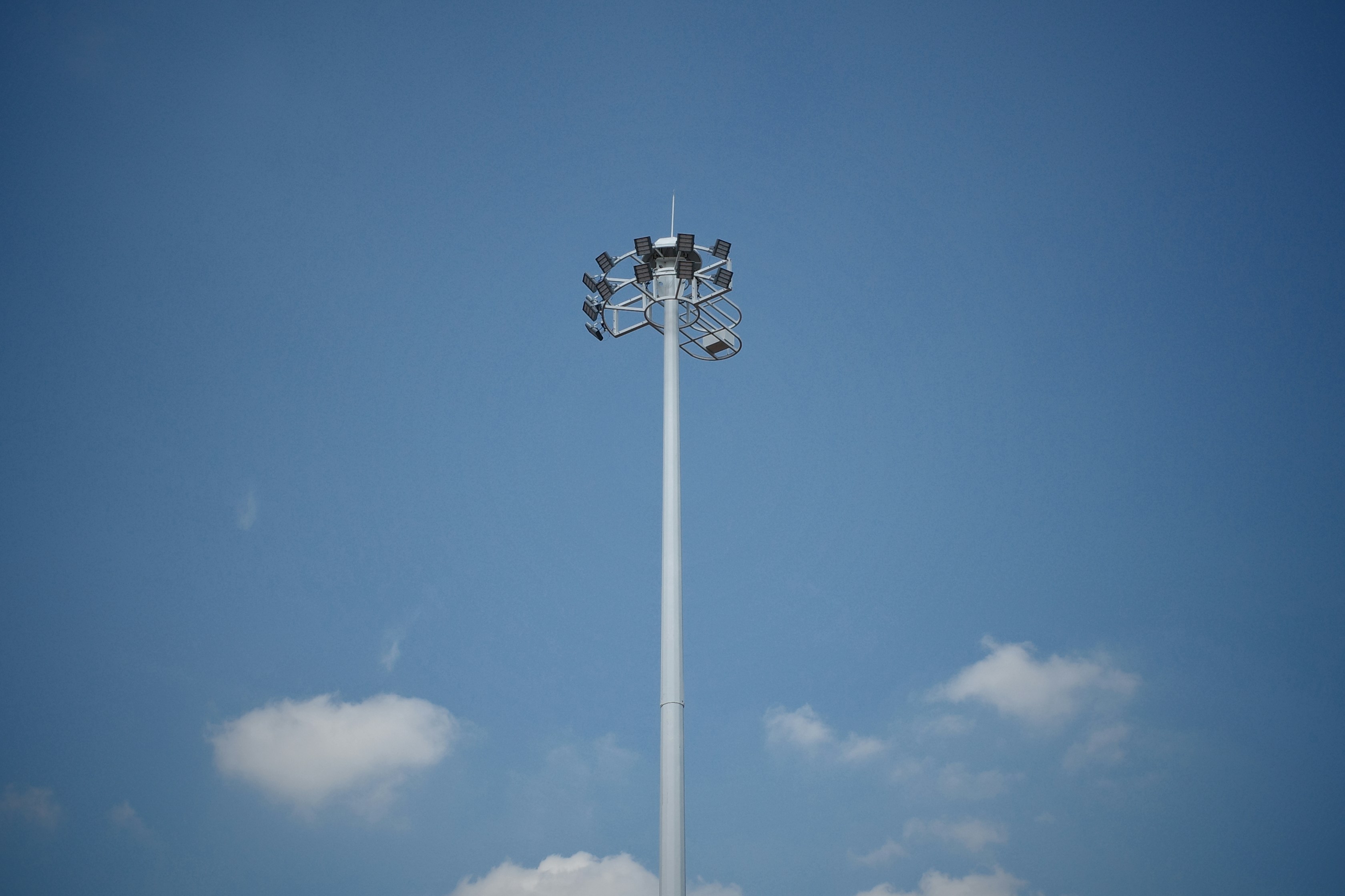 A tall light pole with a sky in the background photo – Free Utility ...