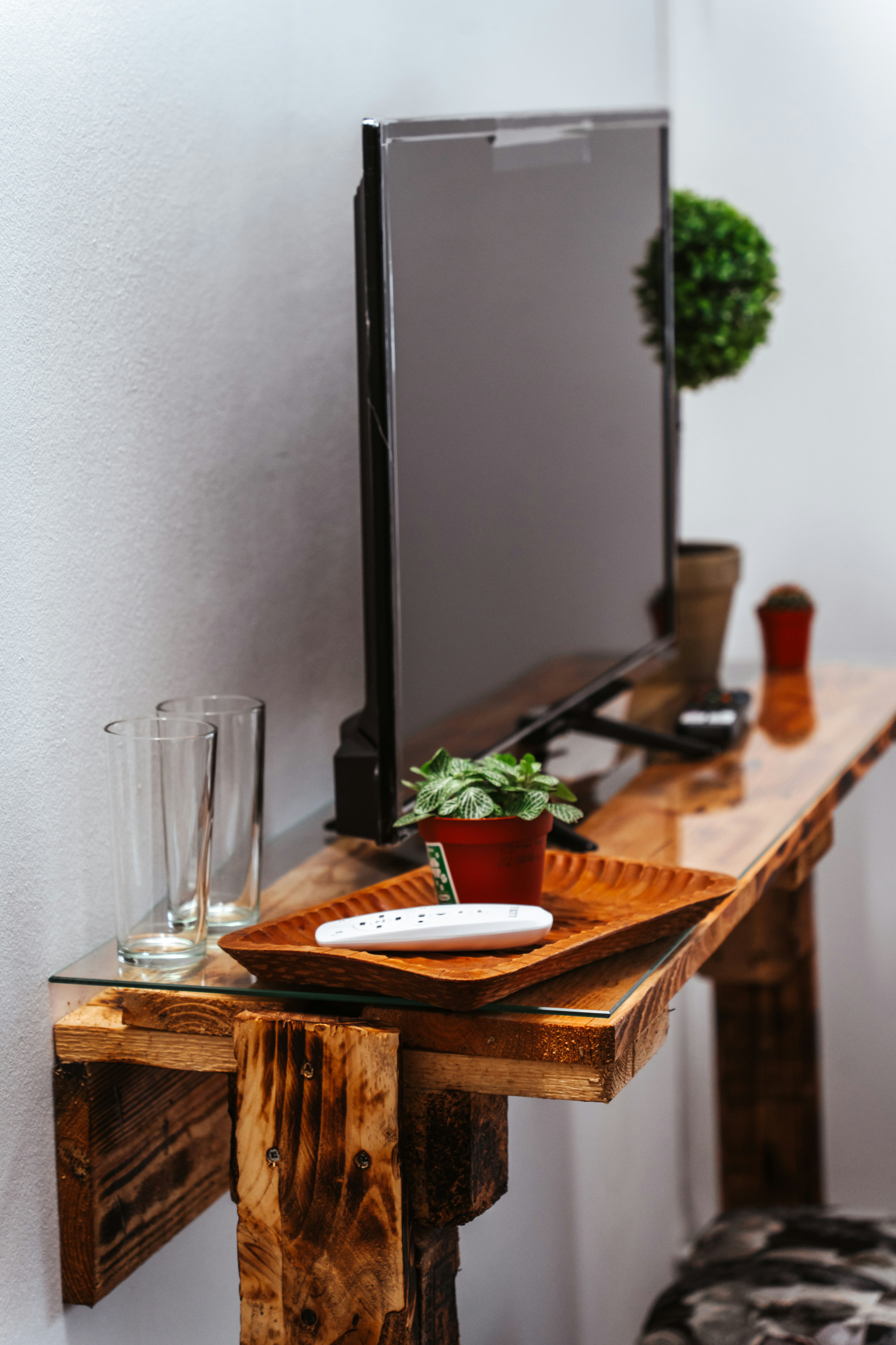 Warm Minimalism: A TV Nook Framed by Reclaimed Wood and Greenery