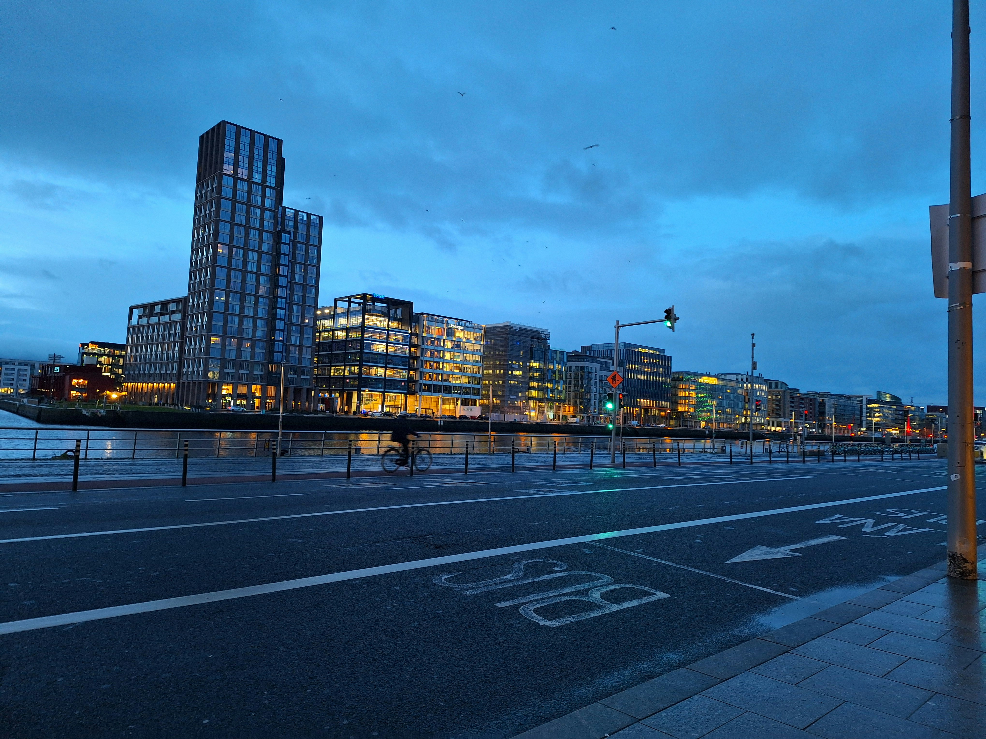 The early morning of Dublin looks so fresh and beautiful with the blue sky and clouds. And the buildings in the city center are getting reflected in the river with shiny lights, so elegant how Dublin appears.