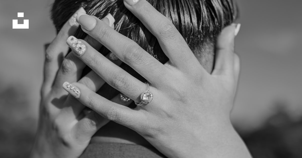 Foto Una Mujer Con Las Manos En La Cara Imagen Humano Gratis En Unsplash