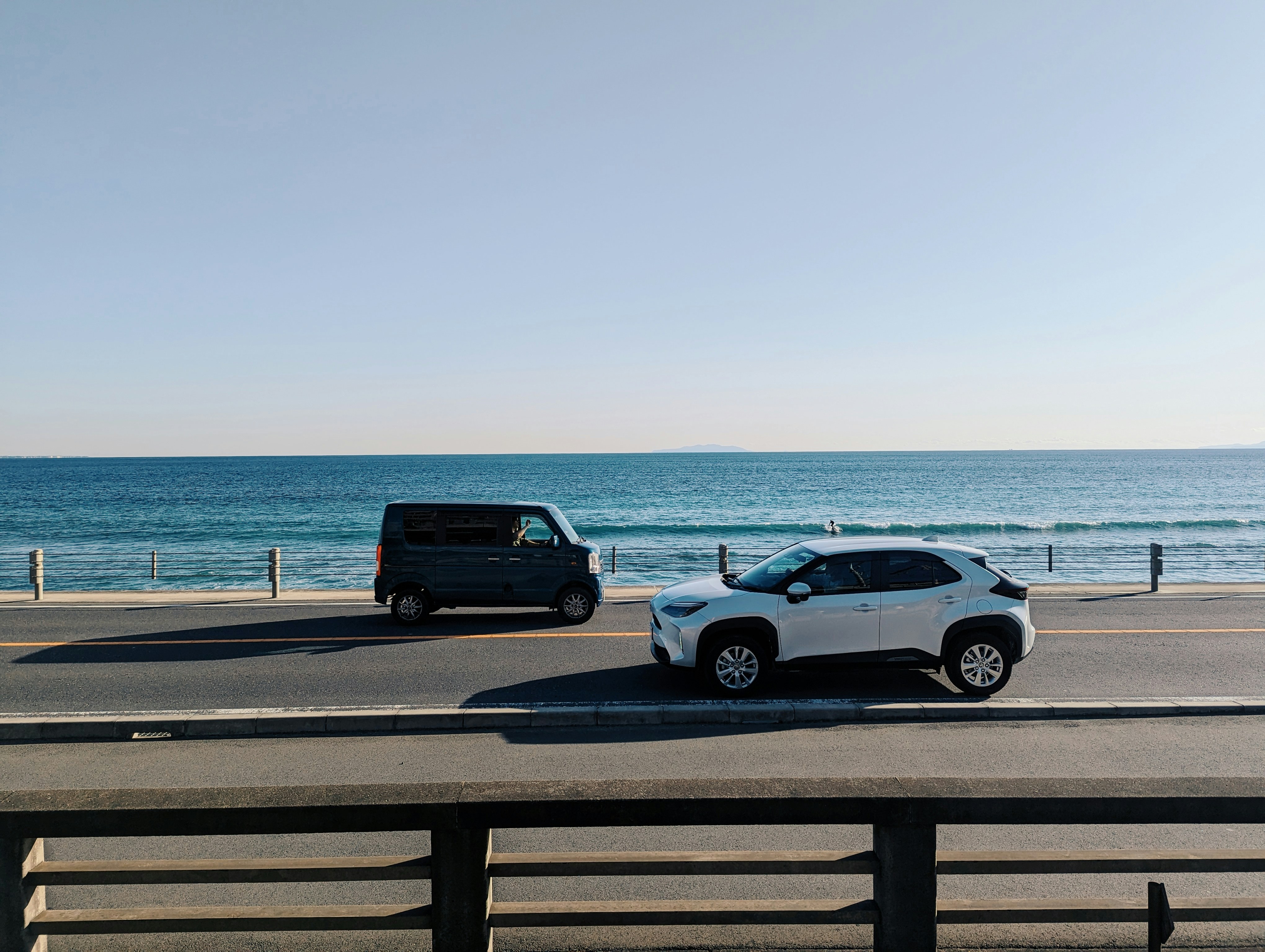 Une voiture roulant sur une route à côté de l’océan photo – Image ...