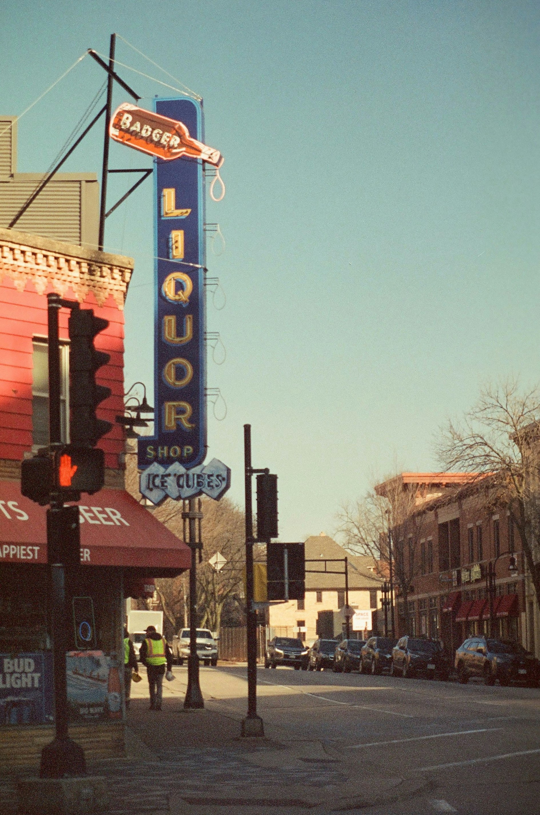 Un letrero grande en el costado de un edificio foto – Imagen de Calle ...