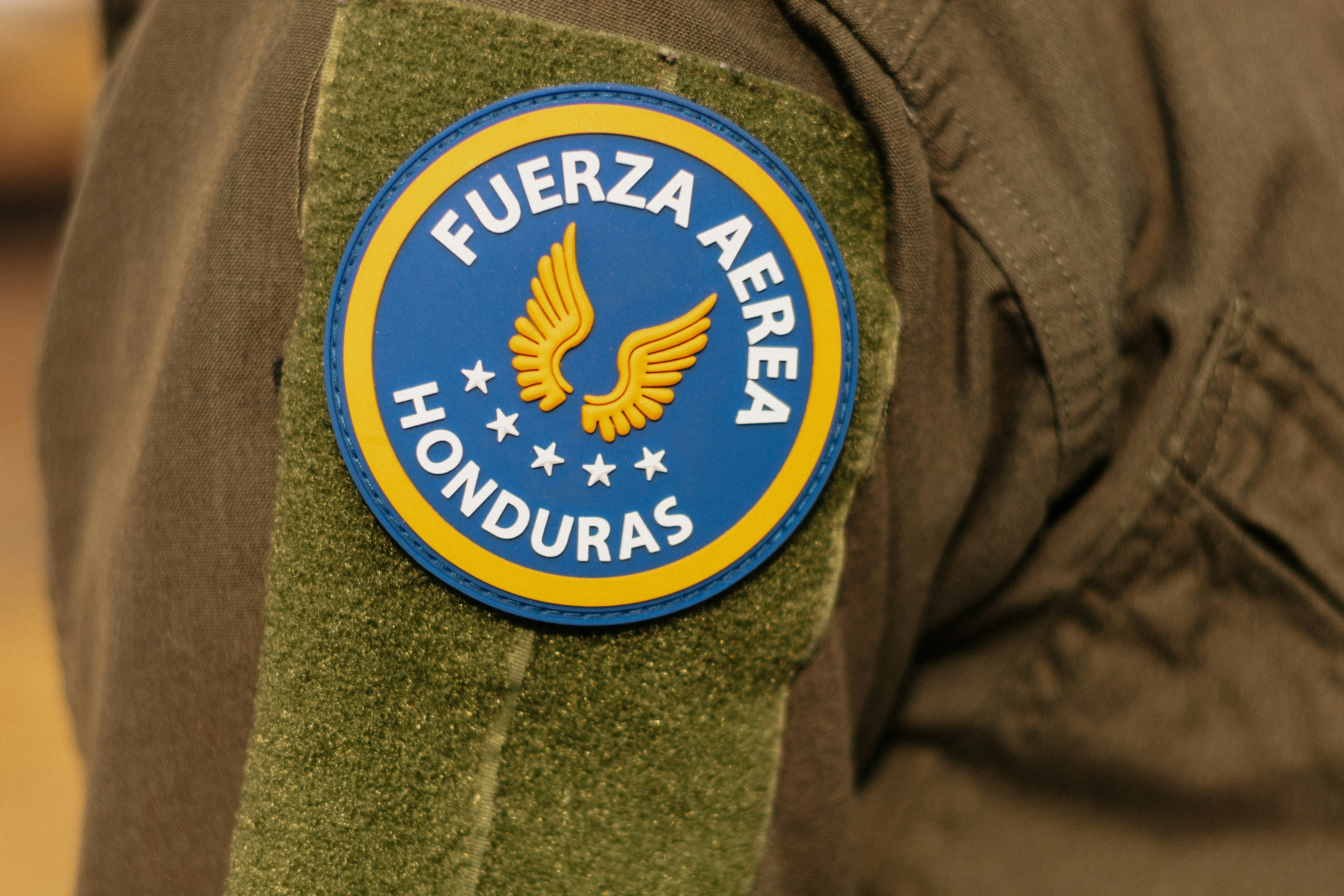 A badge on the back of a man's jacket photo – Free Man Image on Unsplash