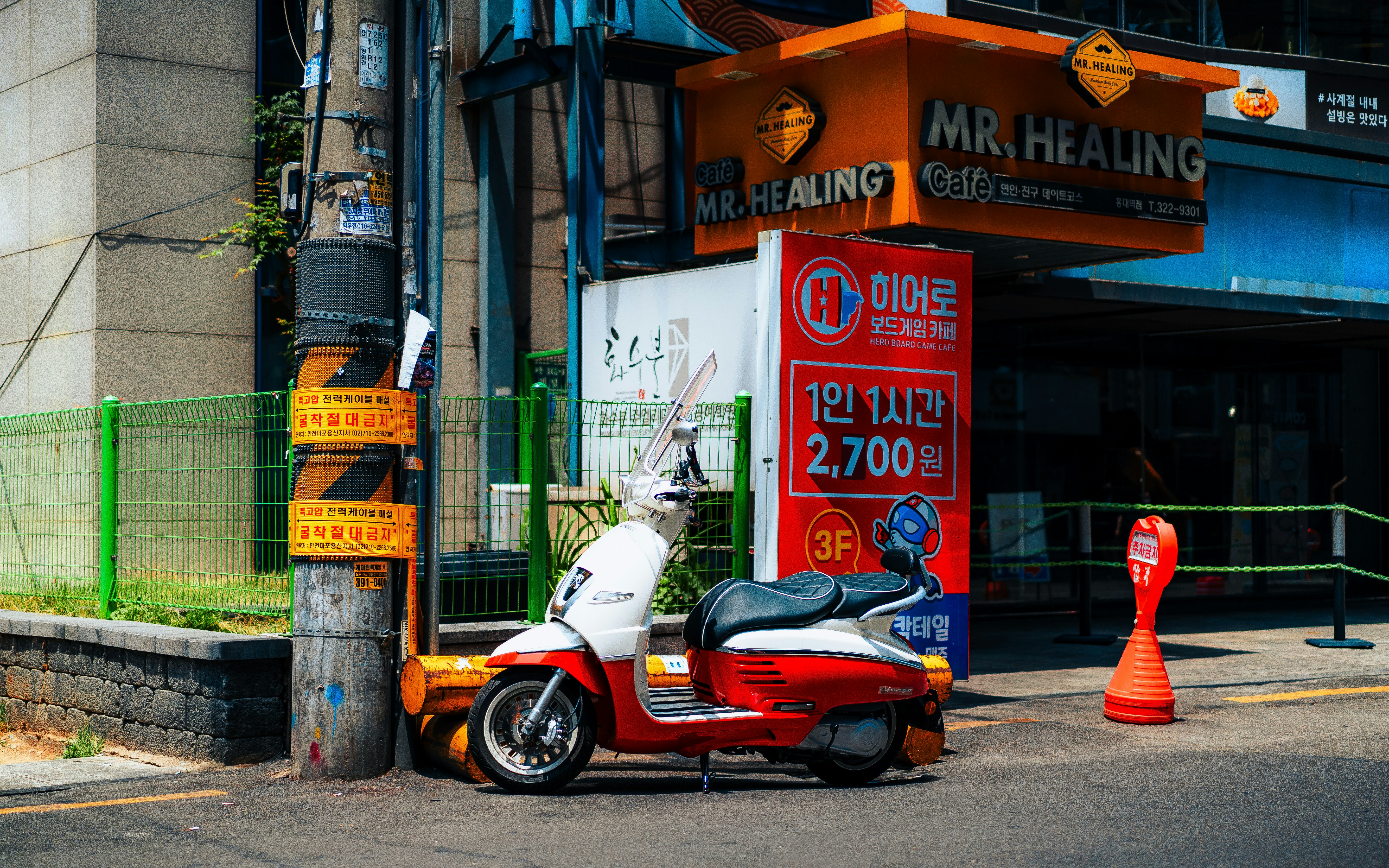 A motor scooter parked on the side of the road photo – Free Seoul Image ...
