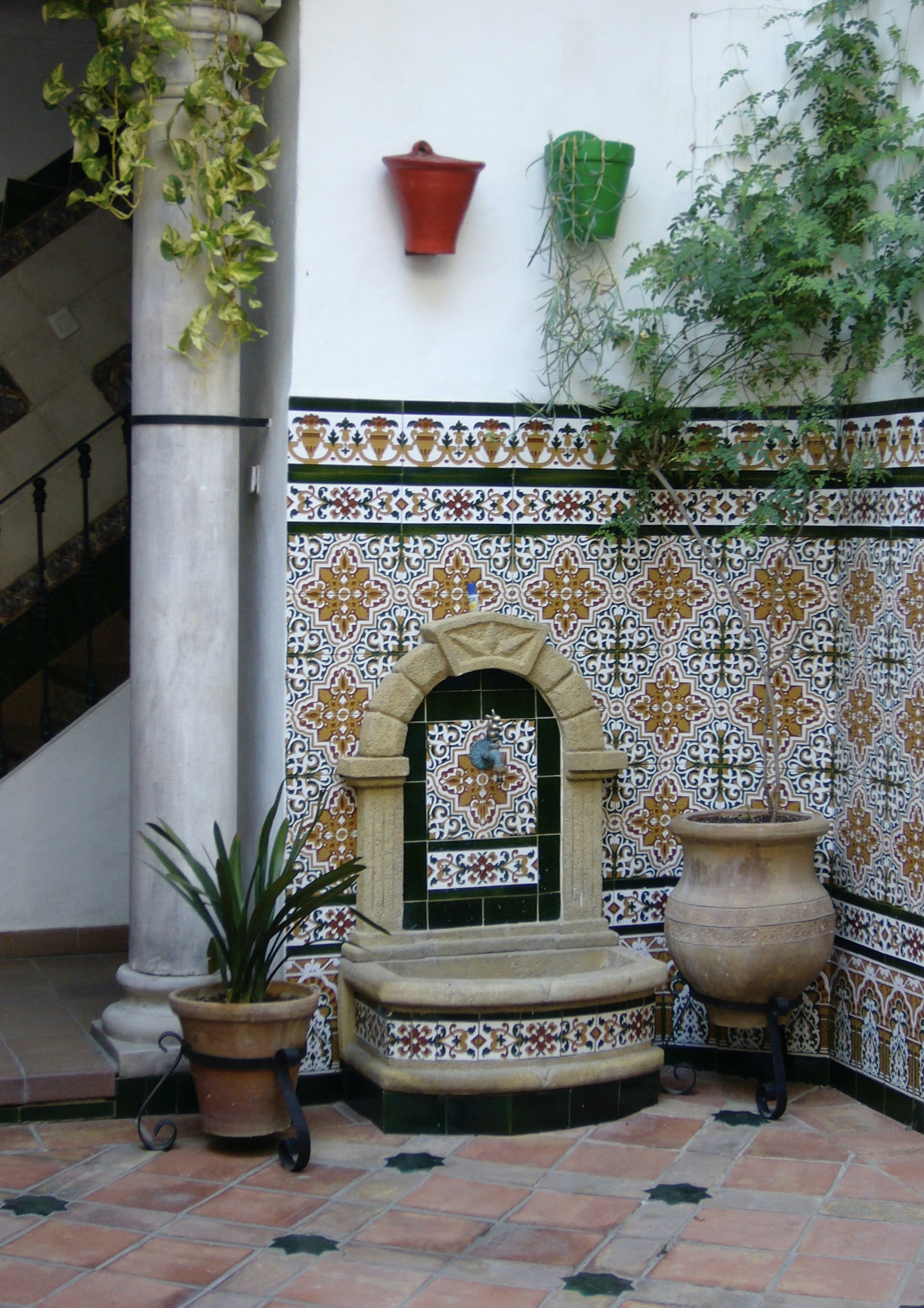 Pas de vrai patio sans fontaine Guy Grandjean Rouges Jardins