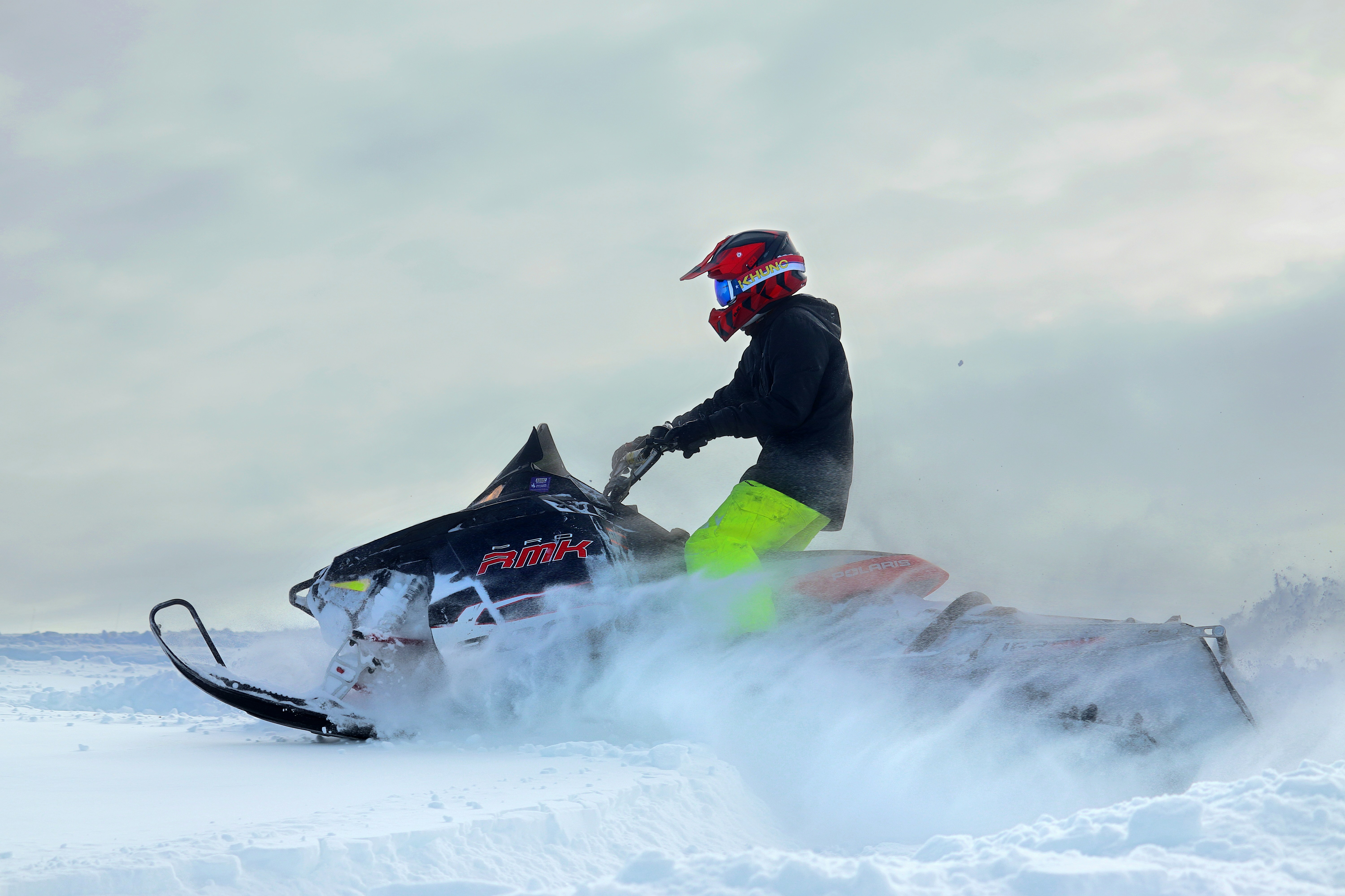 A person riding a snowmobile in the snow photo – Free Man Image on Unsplash