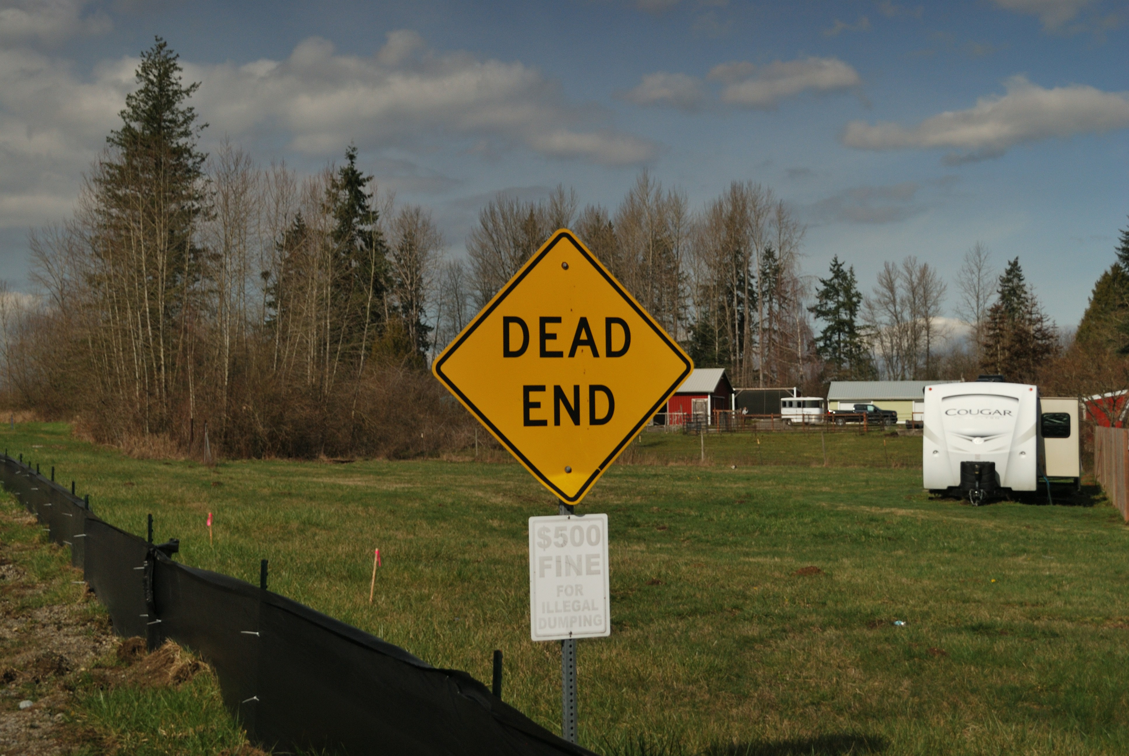 A dead end sign in a grassy field photo – Free Grass Image on Unsplash