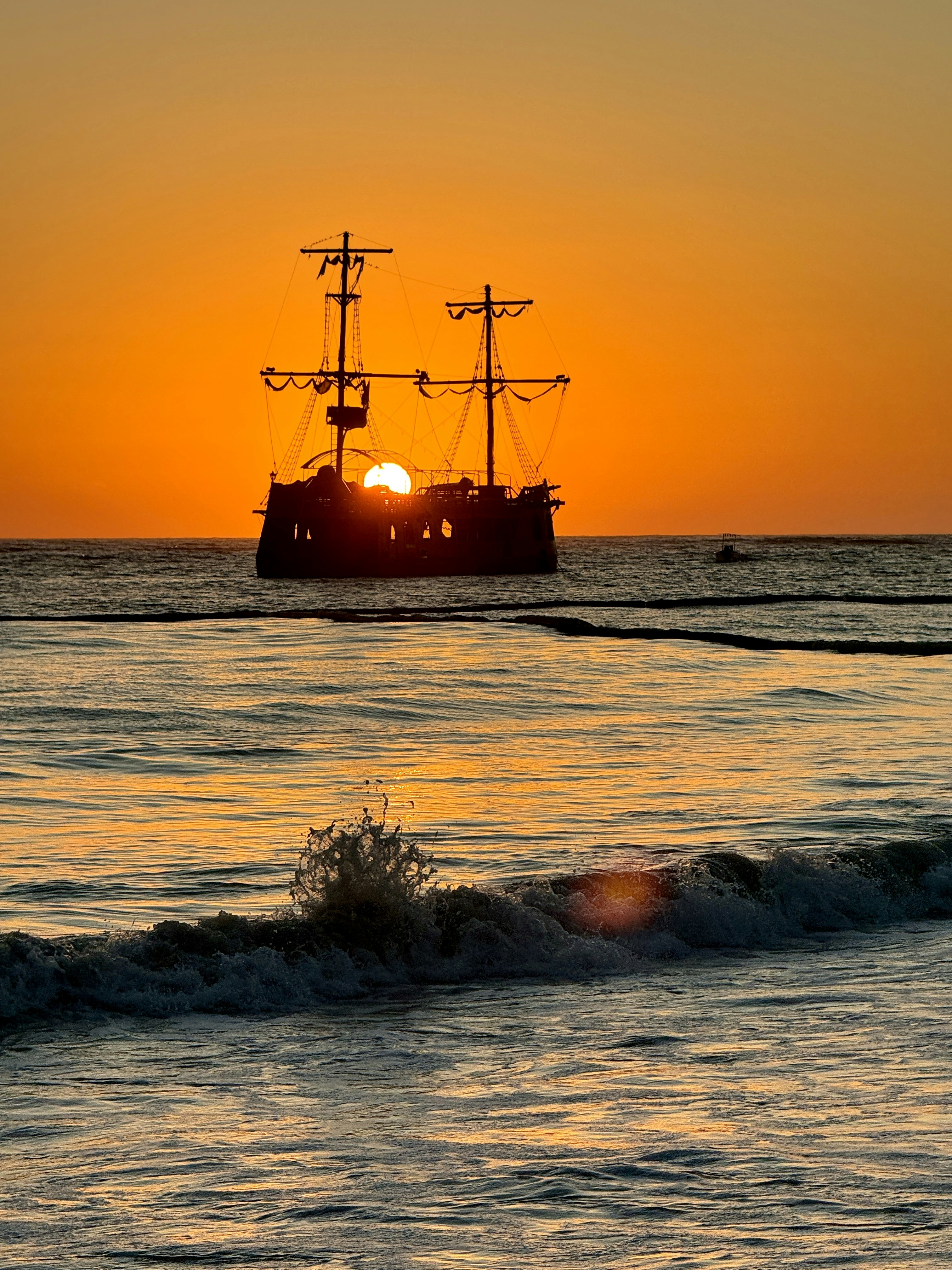 Un barco navegando en el océano al atardecer foto – Imagen de Amanecer ...