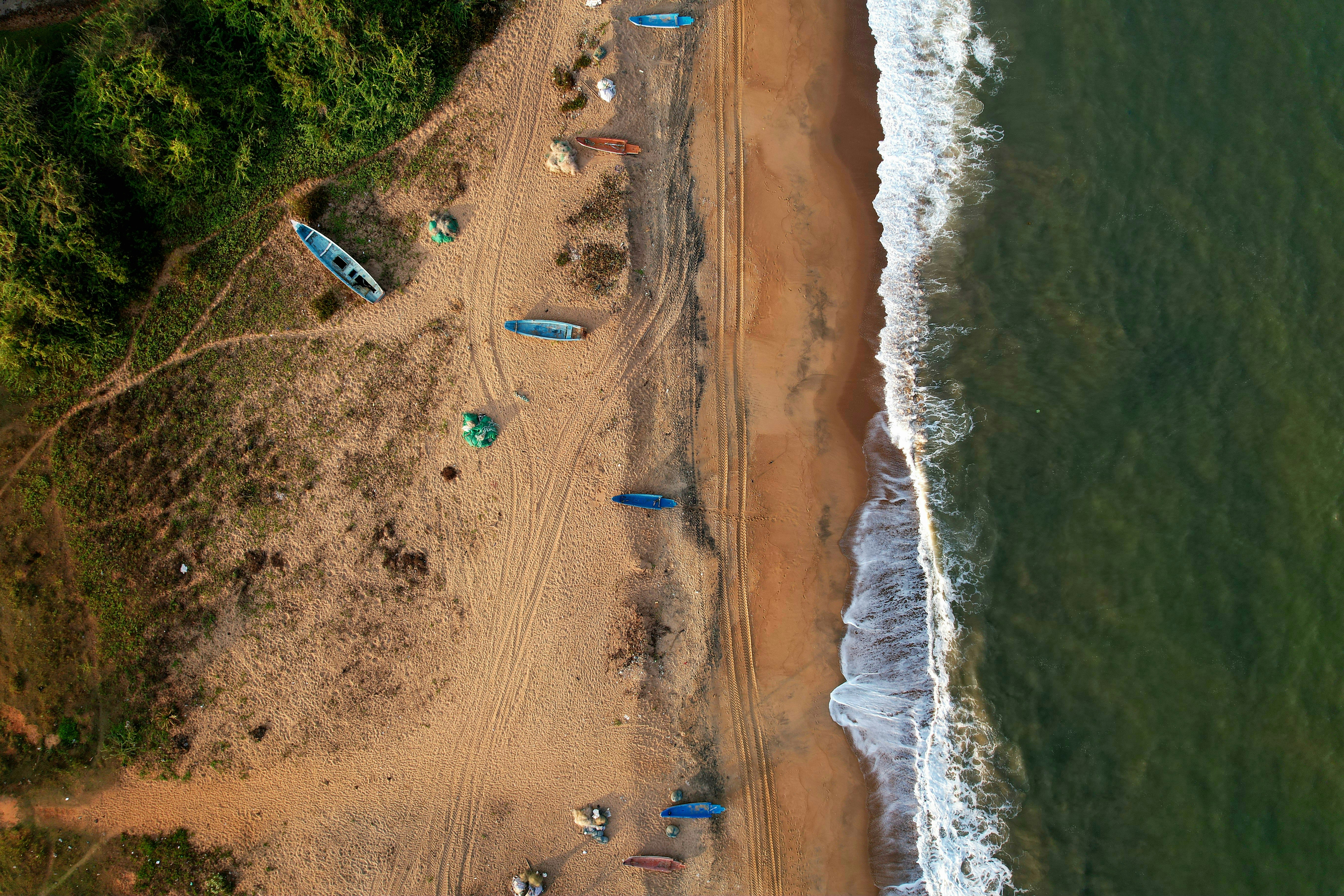 An aerial view of a beach with several boats photo – Free Tanto far ...