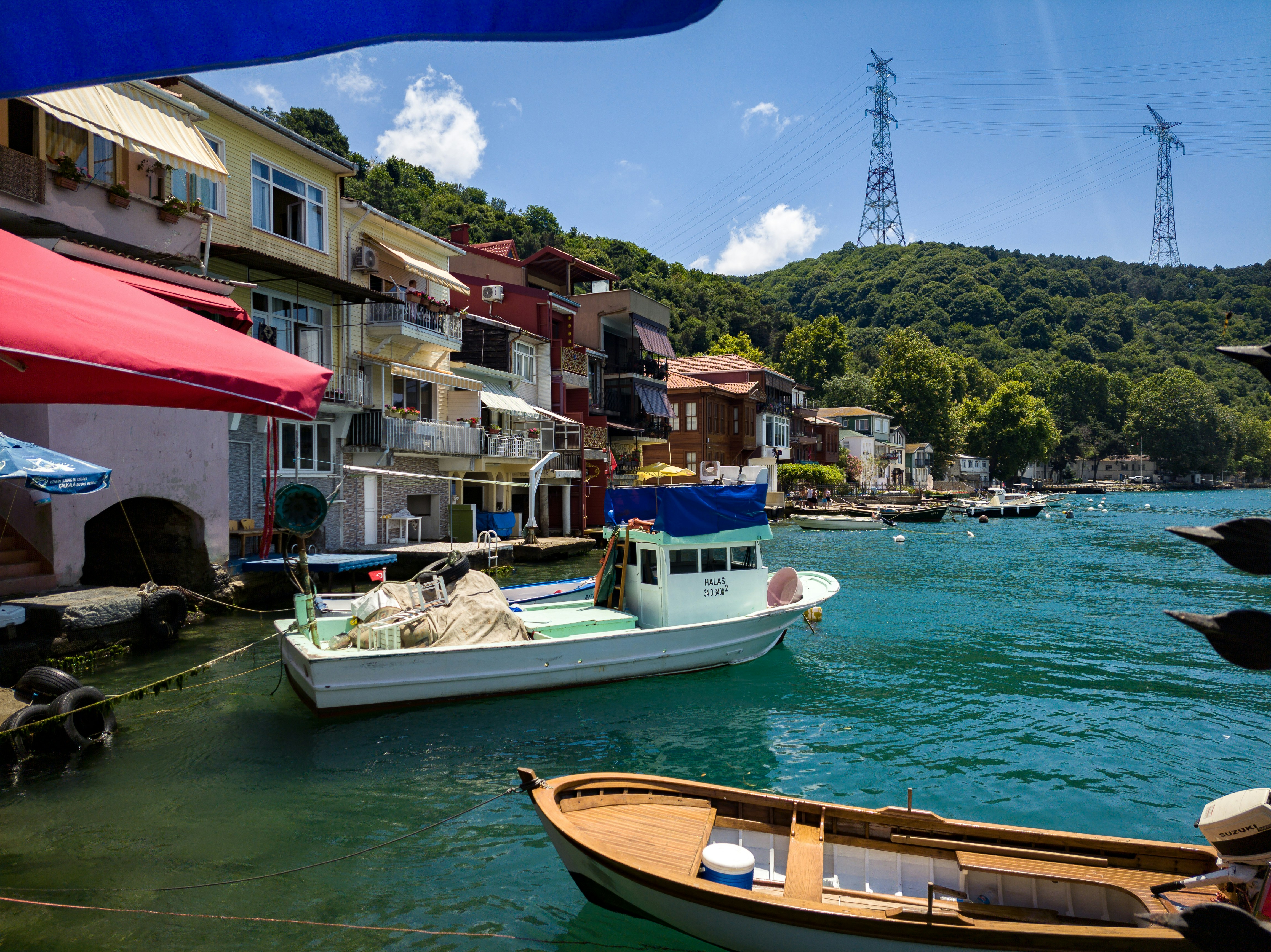 Un par de botes que están sentados en el agua foto – Imagen de Anadolu ...