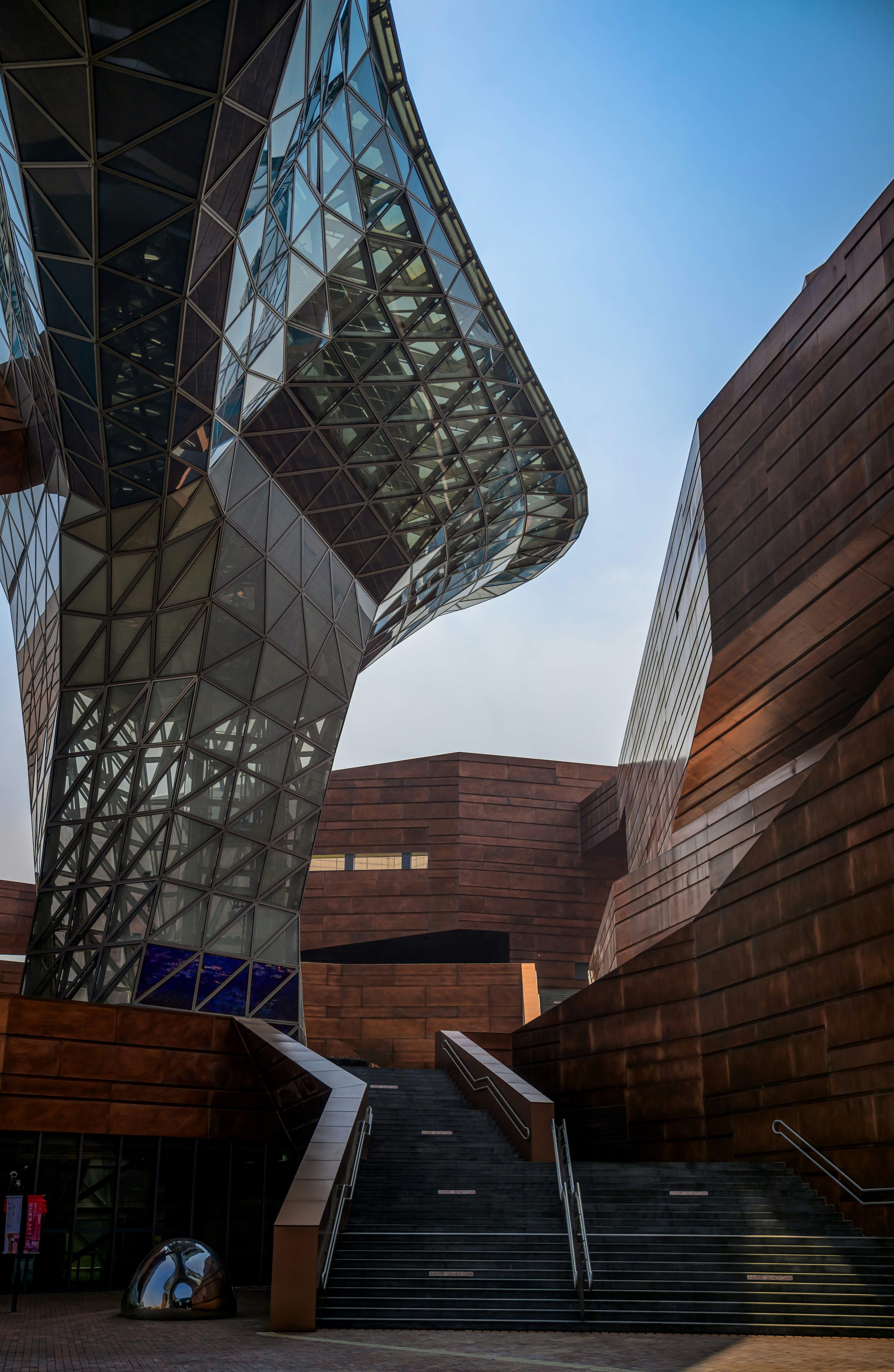 A building that has a lot of stairs in front of it photo – Free World ...