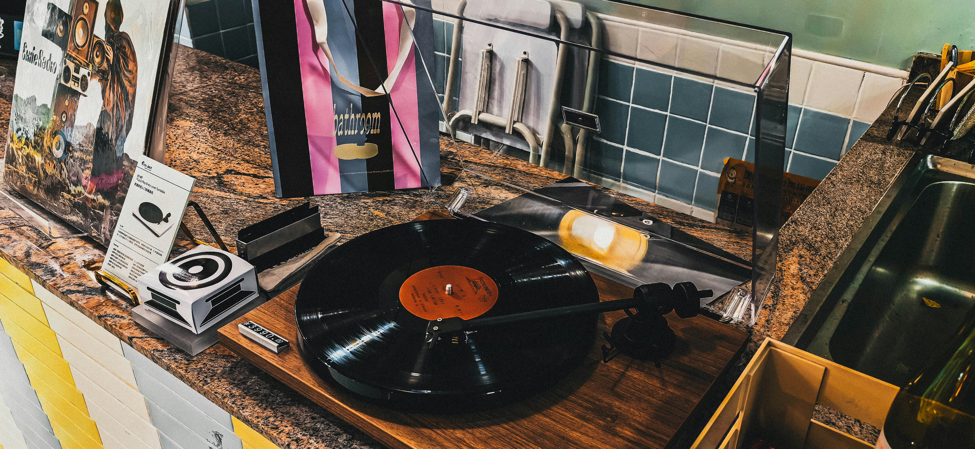A record player sitting on top of a counter photo – Free Fujian Image ...