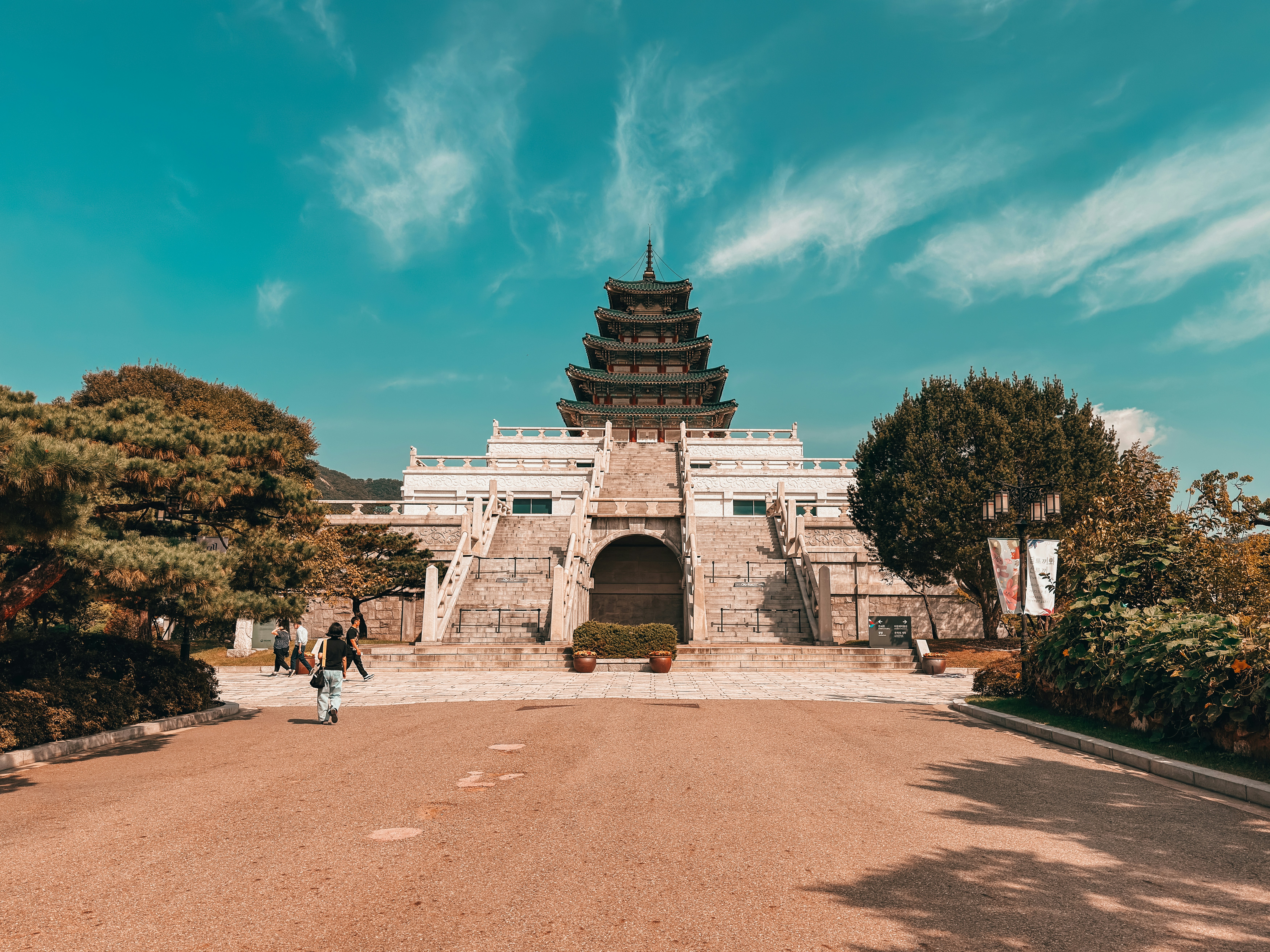Dos personas caminando frente a un edificio alto foto – Imagen de ...