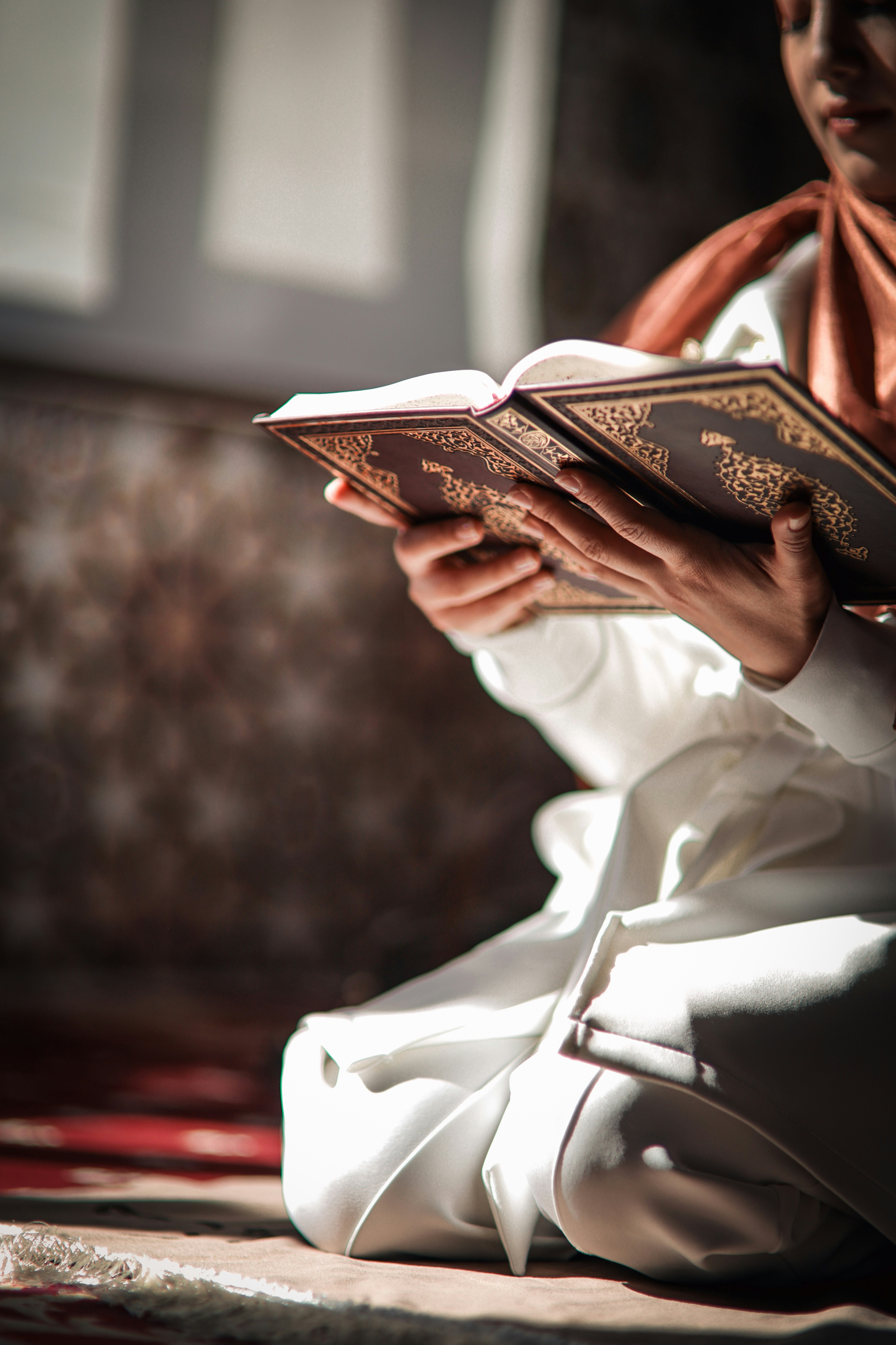 A person sitting down reading a book photo – Free Worship Image on Unsplash