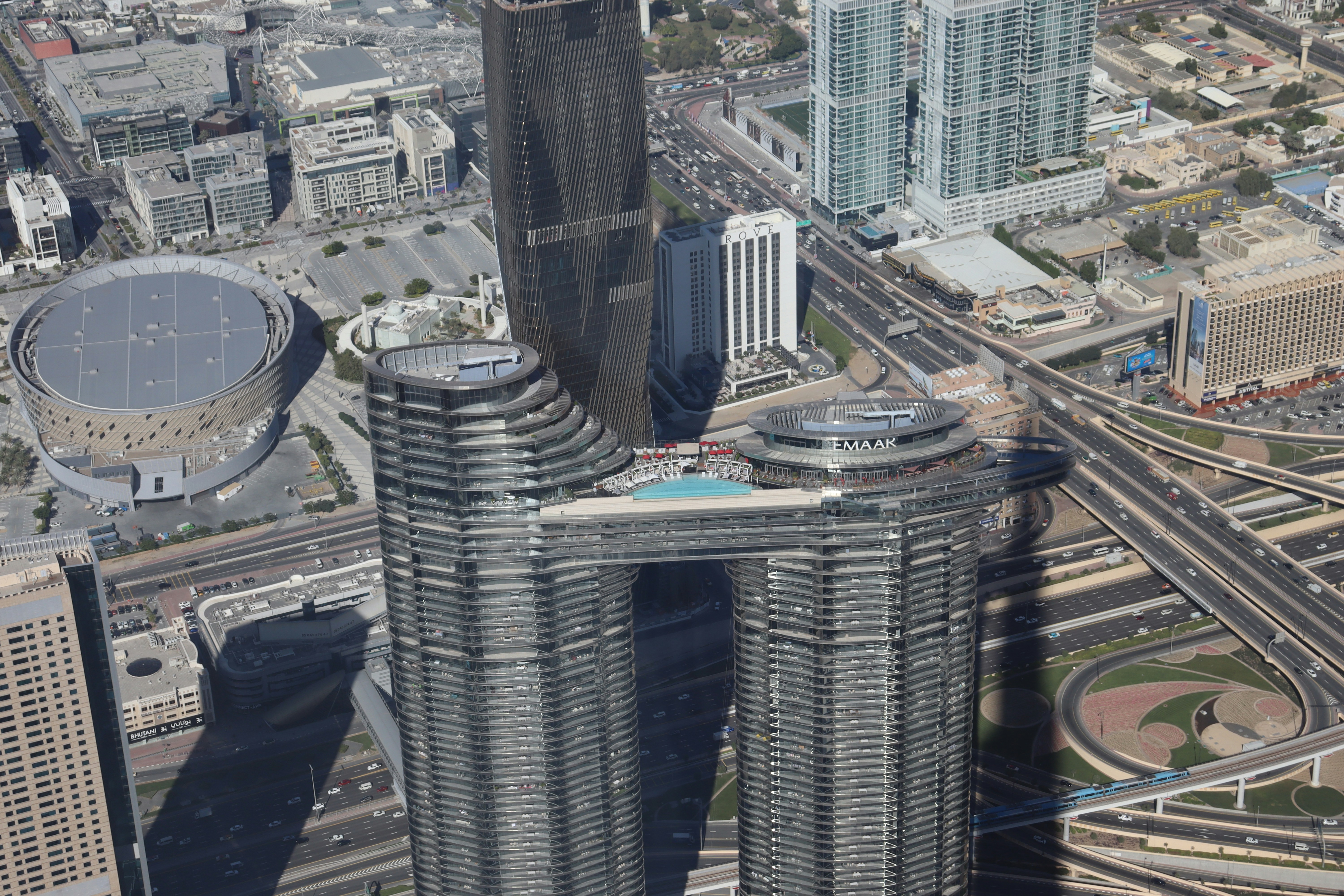A view of a city from the top of a skyscraper photo – Free Aura skypool ...