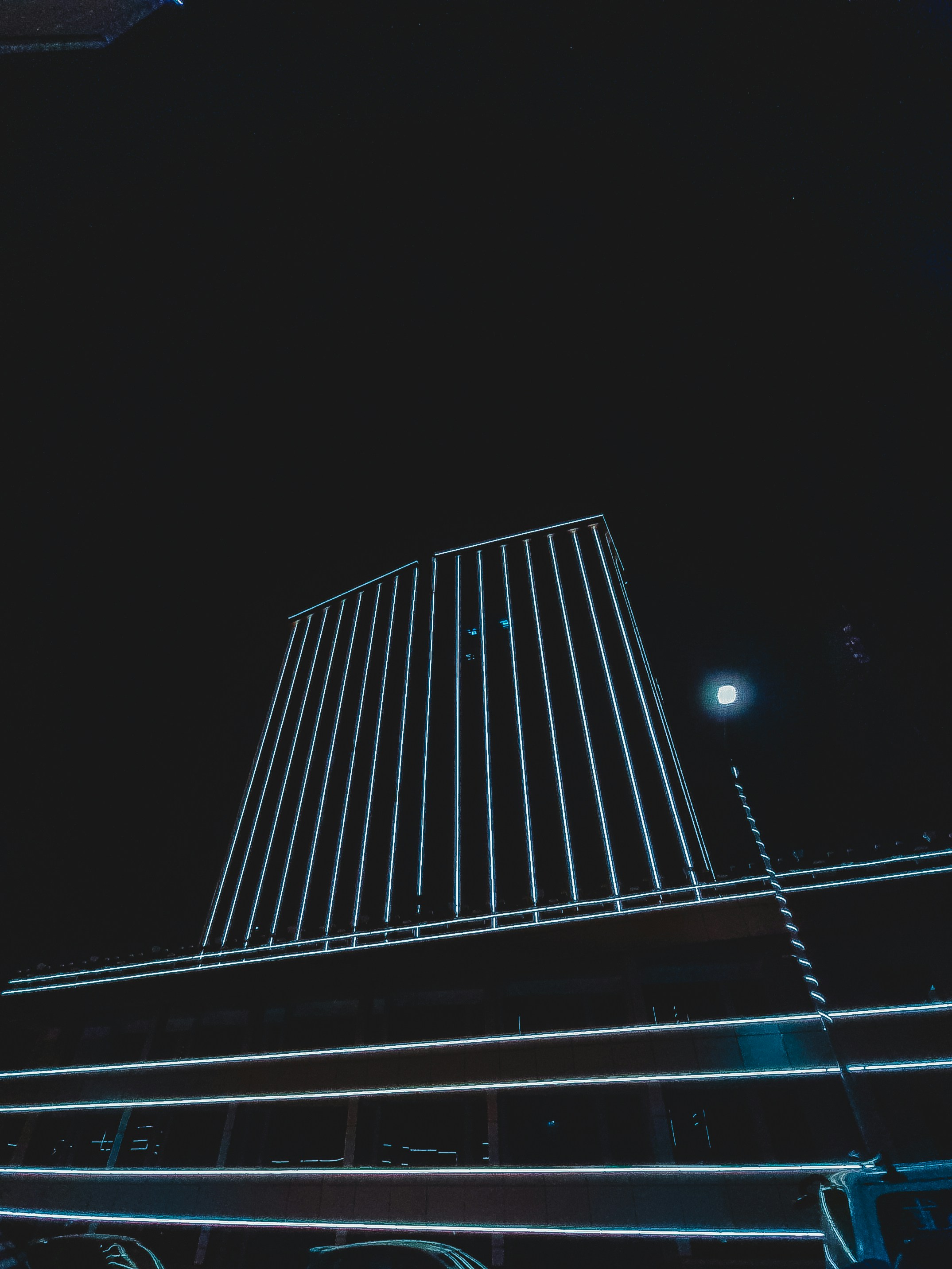 Urban Geometry Under Moonlight