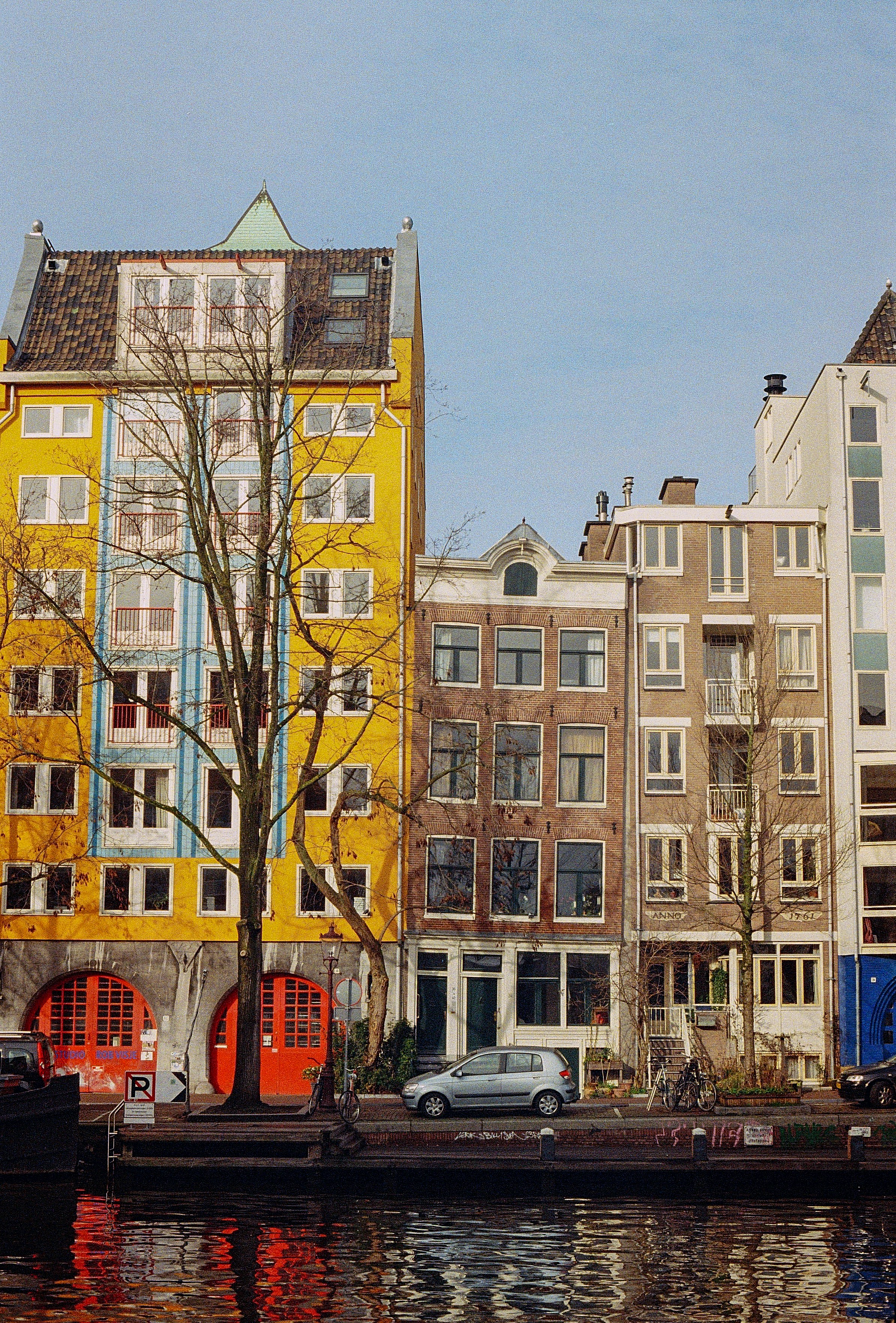 Una hilera de edificios junto a un cuerpo de agua foto – Imagen de ...