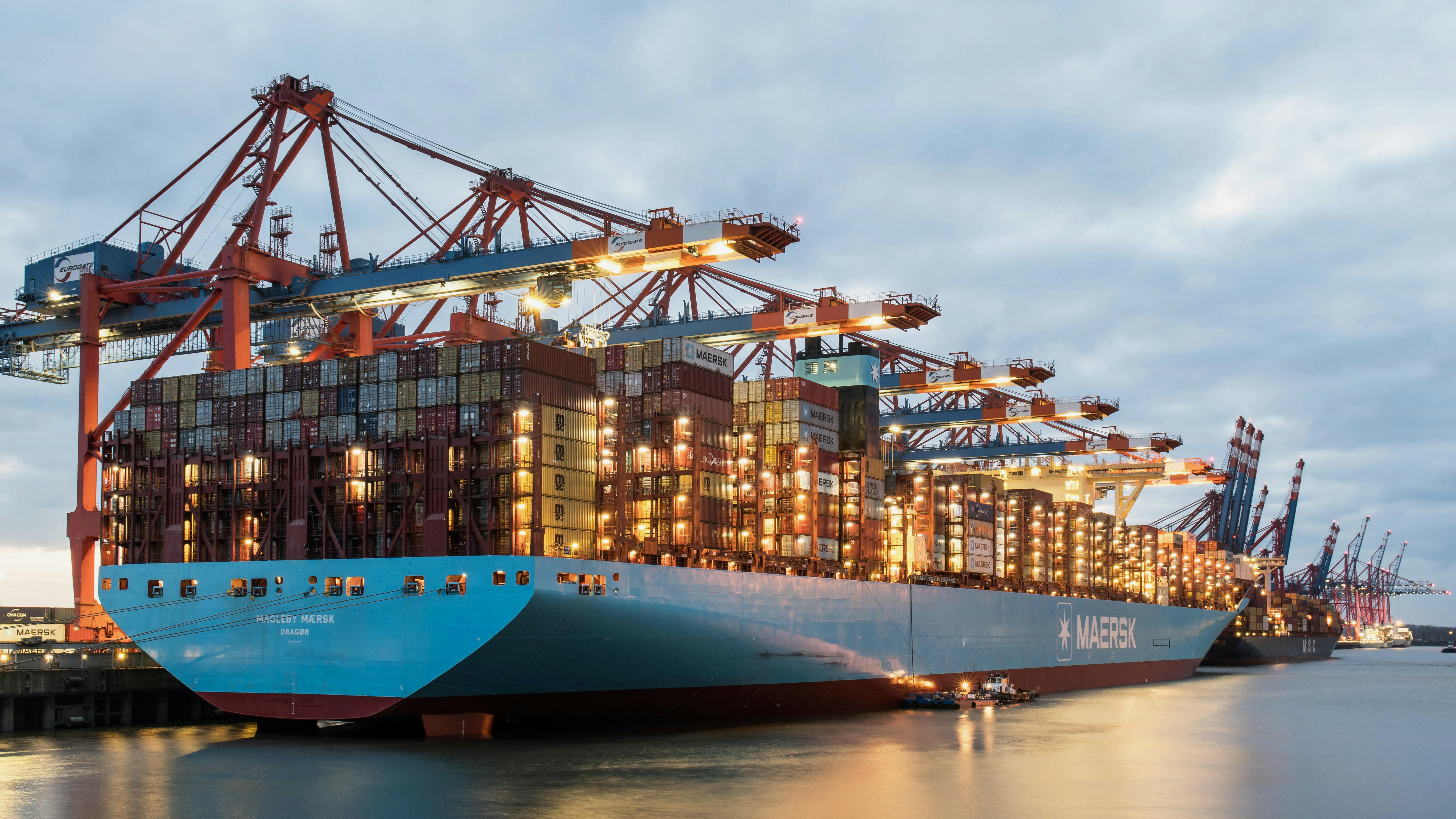A large cargo ship docked at a dock photo – Free Hamburg Image on Unsplash
