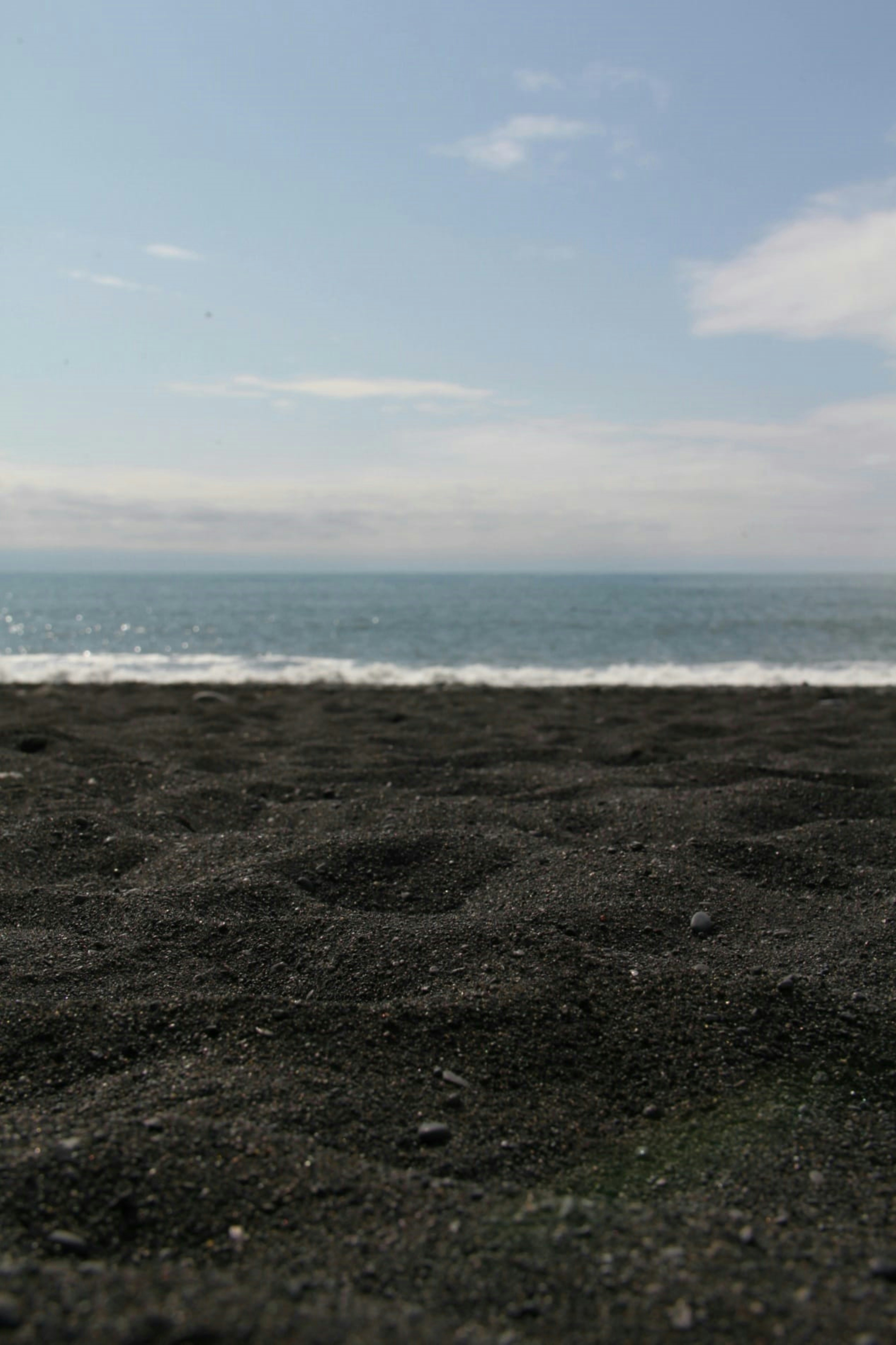 A frisbee is laying on the sand near the ocean photo – Free Beach Image ...