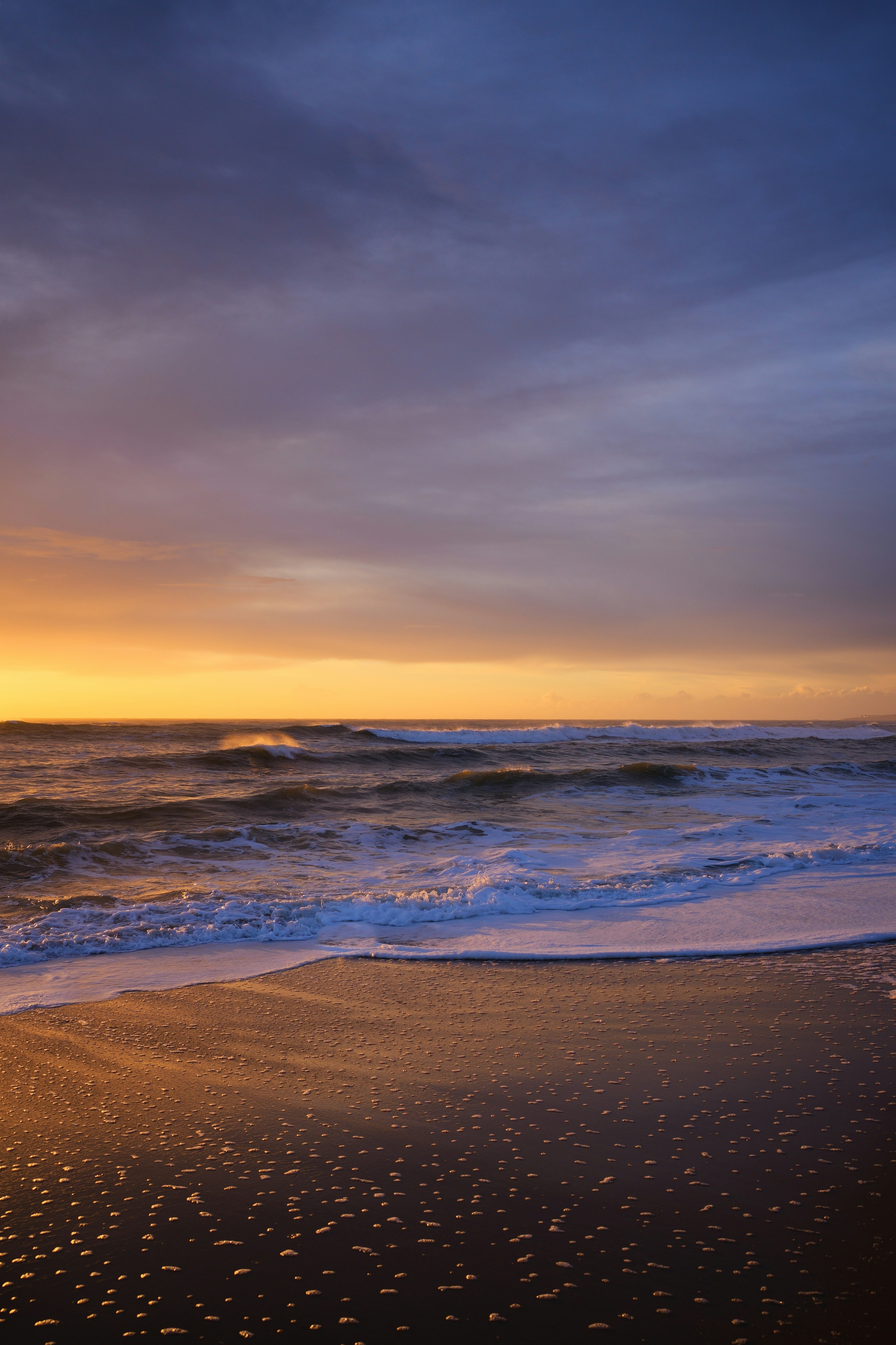 A beach with waves coming in to shore photo – Free Beach Image on Unsplash