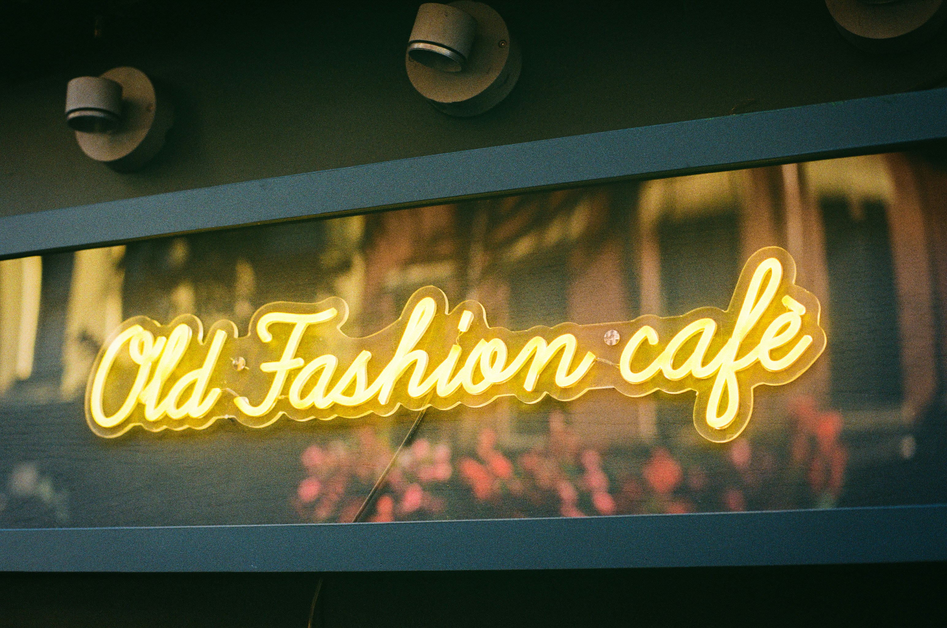 Un letrero de neón que dice Old Fashion Café foto – Imagen de Luz ...