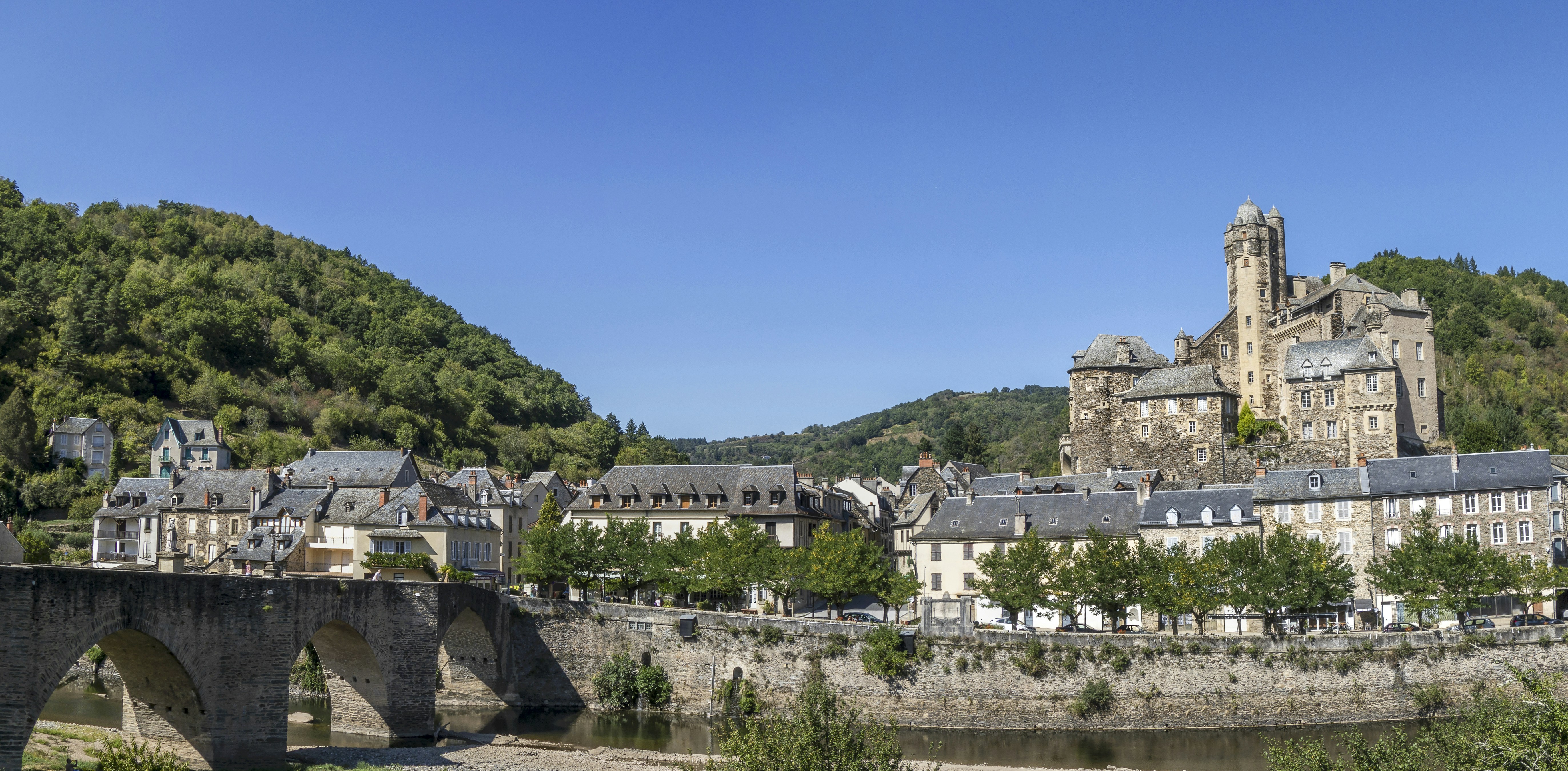 Un château avec un pont en face photo – Photo Monument historique ...