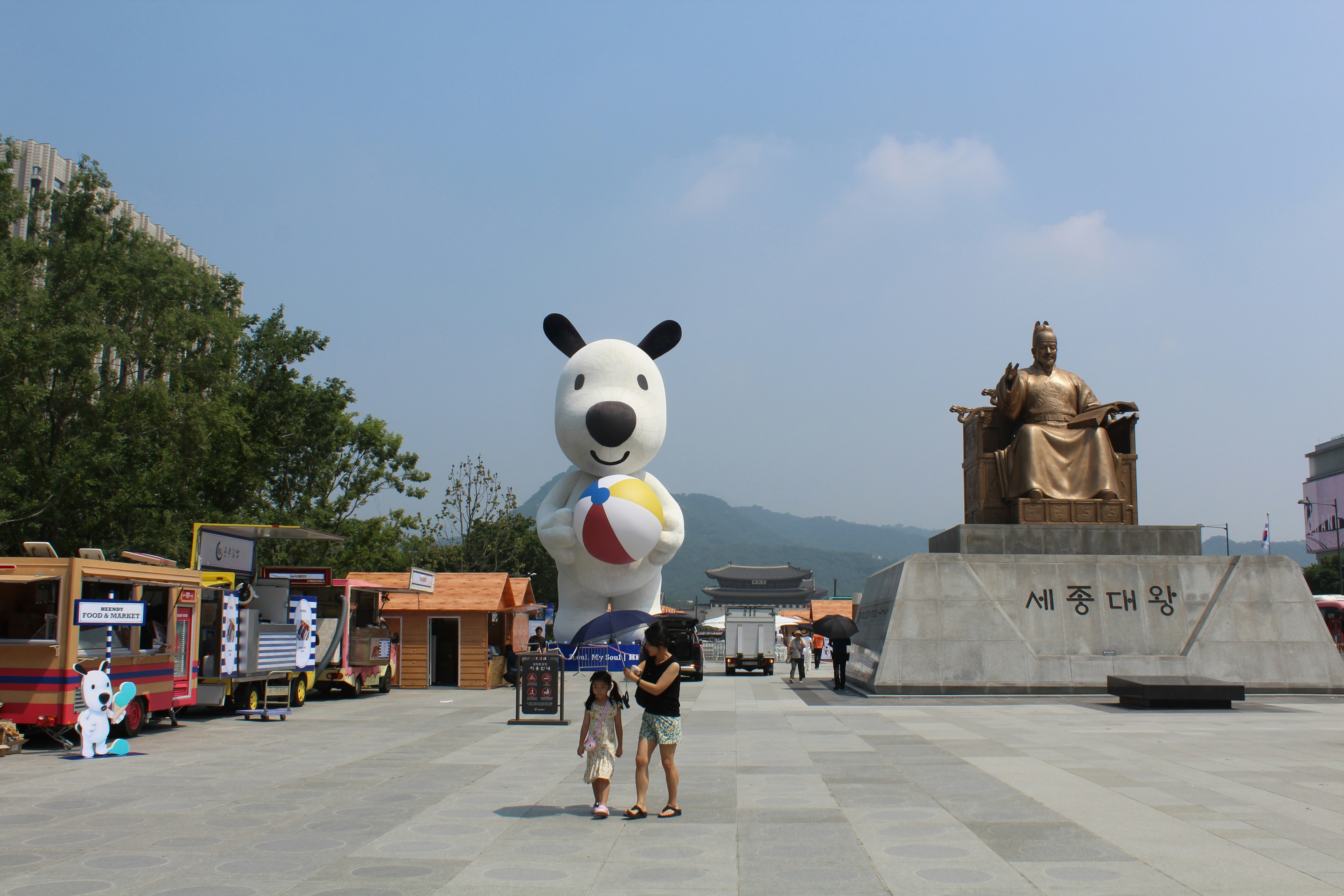 Snoopy Balloon Over Sejong Plaza: A Whimsical Sentinel in the Sun