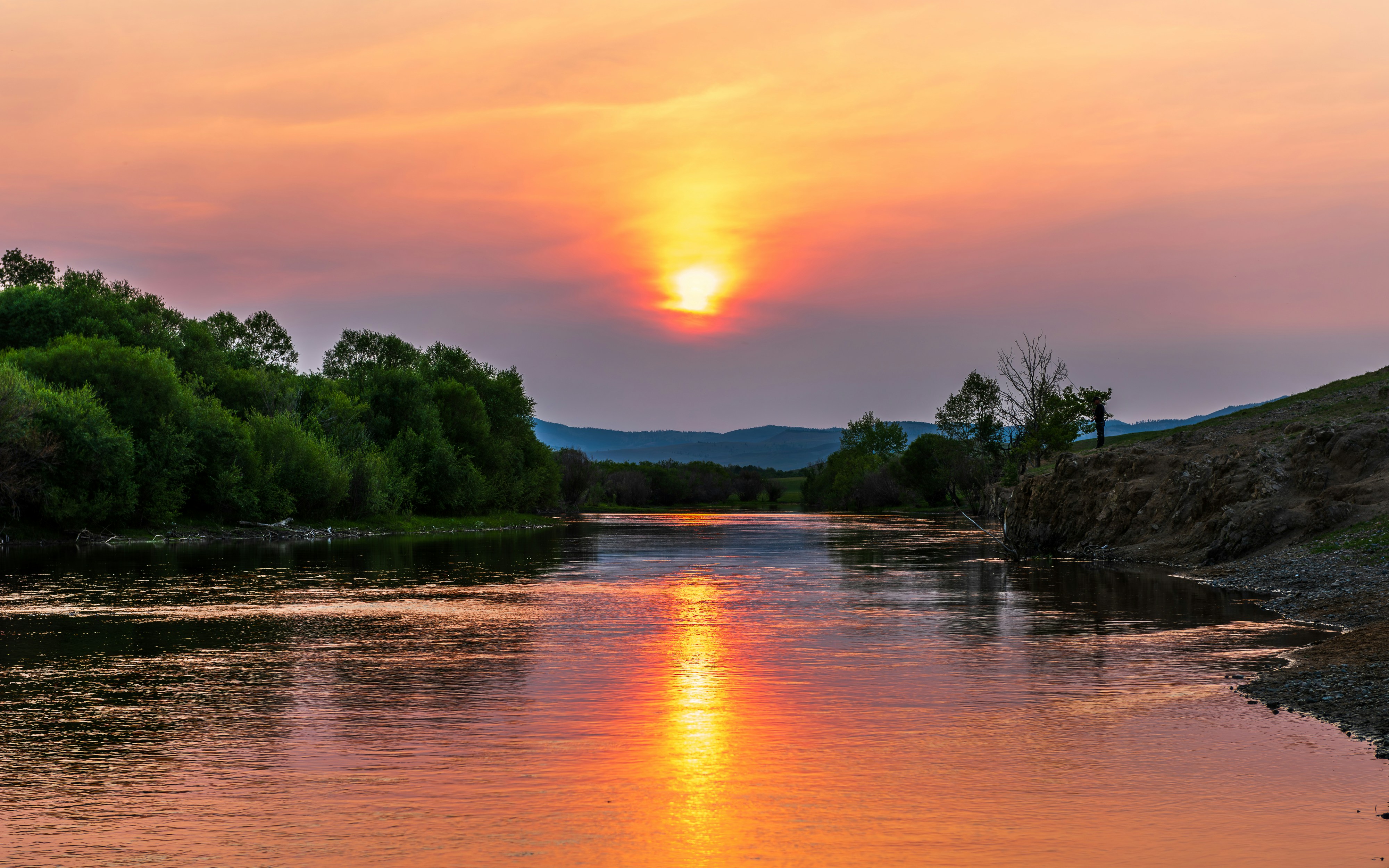 The sun is setting over the water of a river photo – Free Hentii Image ...