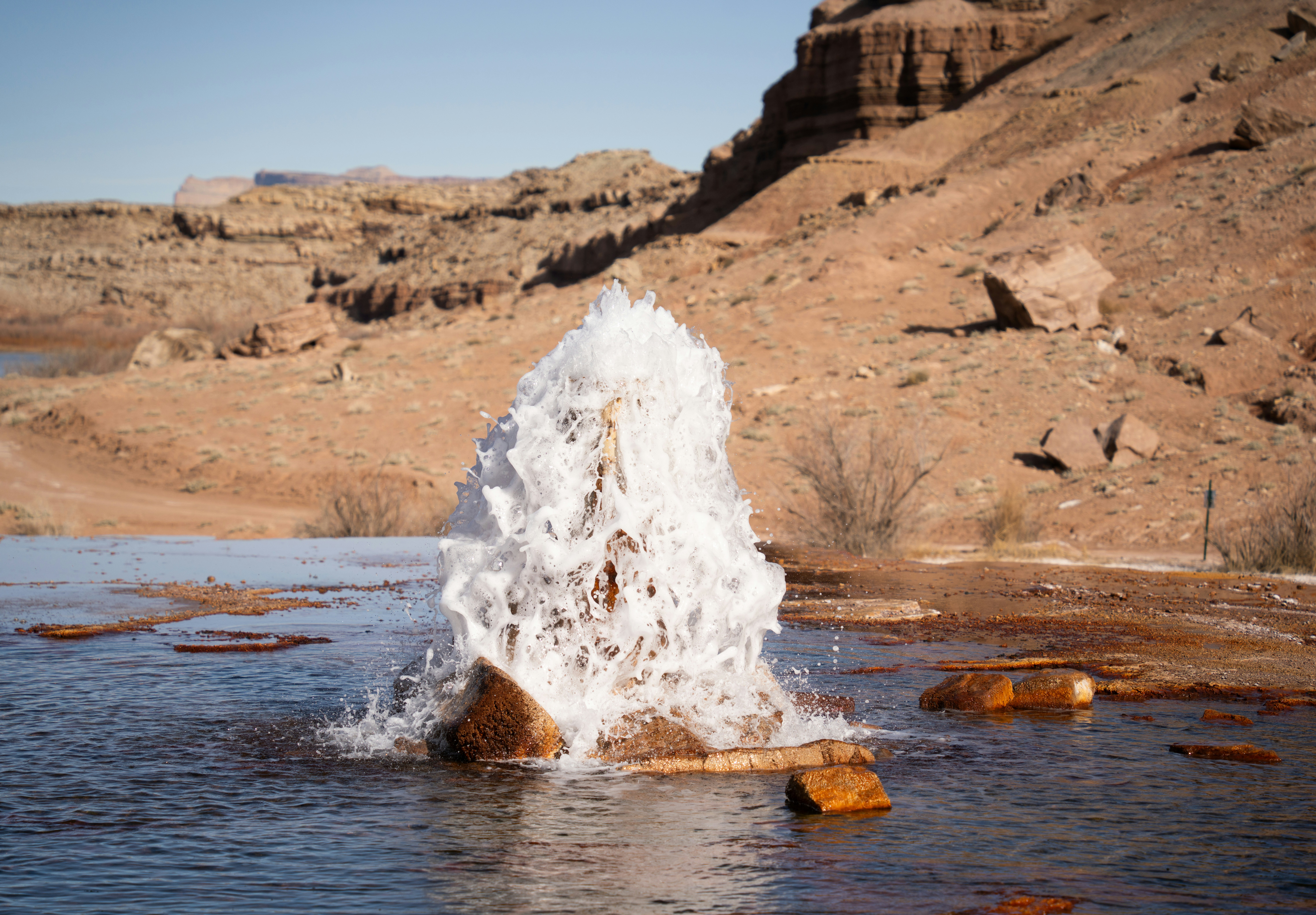 Foto Una gran roca que sobresale de un cuerpo de agua – Imagen Géiser ...